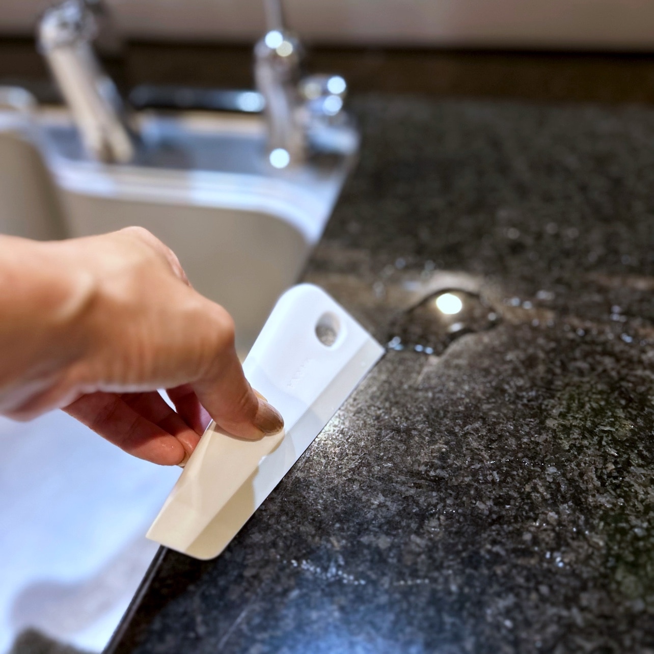 キッチン スキージー キッチンスキージー marna マーナ K759 クッチーナホーム マーナ スキージー キッチン スクイージー おすすめ キッチン 水切り 水切りワイパー おしゃれ 布巾 ...