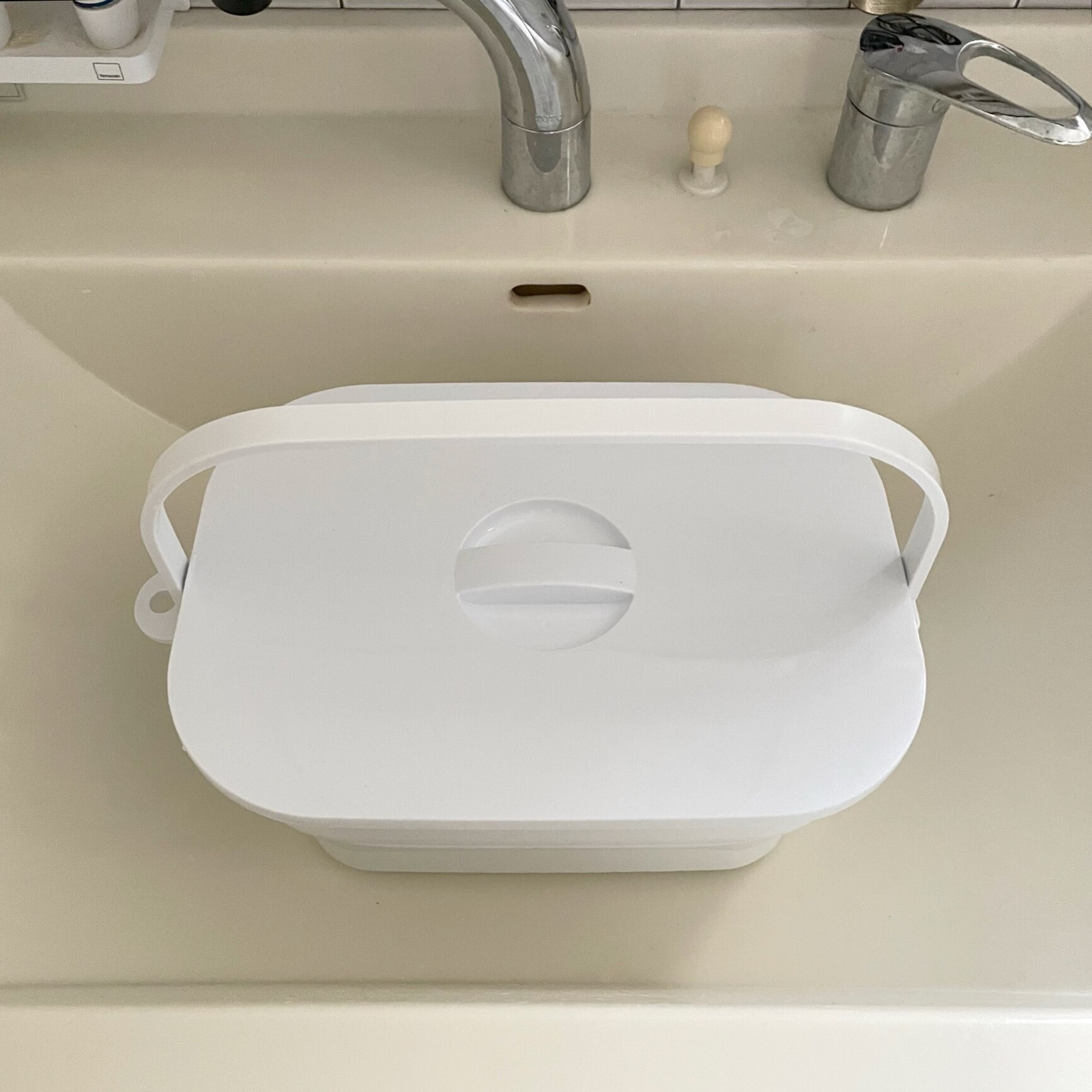 折りたためる つけ置き洗いバケツ ISETO 伊勢藤 バケツ 7L 折りたたみ つけ置き洗いバケツ 折りたみバケツ 蓋付き つけ置き 洗濯板 洗濯用品 コンパクト 引っ掛け収納 I-617-W