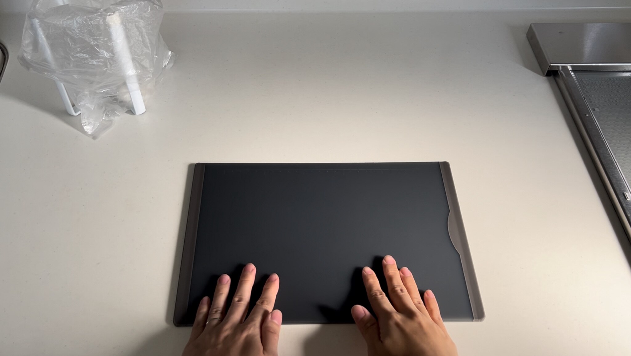 【KEYUCA公式店】ケユカ Ledge 軽いまな板 薄型[まな板 カッティングボード 軽量 軽い 目盛り付き 抗菌加工 330g まないた 食洗機対応 俎板 食洗機 抗菌 薄い カットボード ...