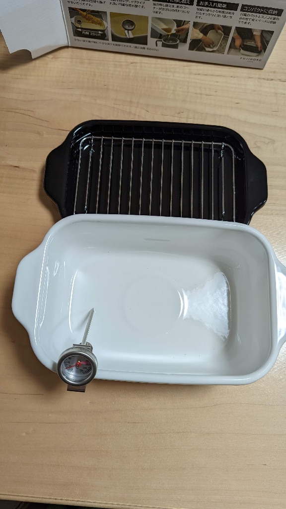 富士ホーロー TP-20K.W 天ぷら鍋 揚げ物鍋 角型 琺瑯製 丸洗いできる 温度計 IH ガスコンロ オーブン シーズヒーター ハロゲン 食洗器OK スノコ網 バット付き 揚げ物 ...