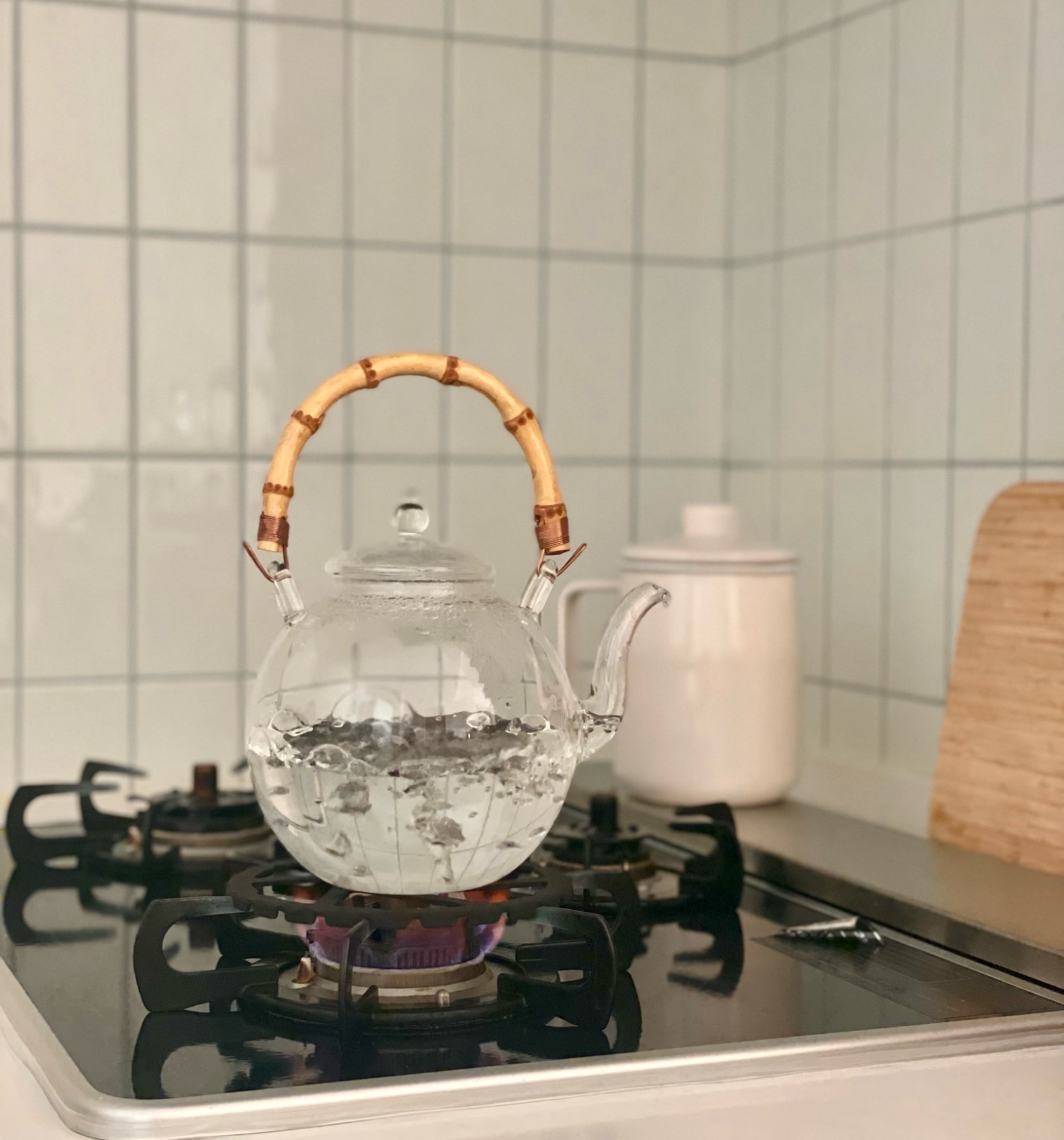 IwaiLoft 朧月 ガラスケトル 900ml 耐熱 ガラス ティーポット 竹の持ち手 まんまるポットヤカン 湯沸かし 手作り おしゃれ ガラスポット ガラスティーポット 大容量 紅茶ポット ...