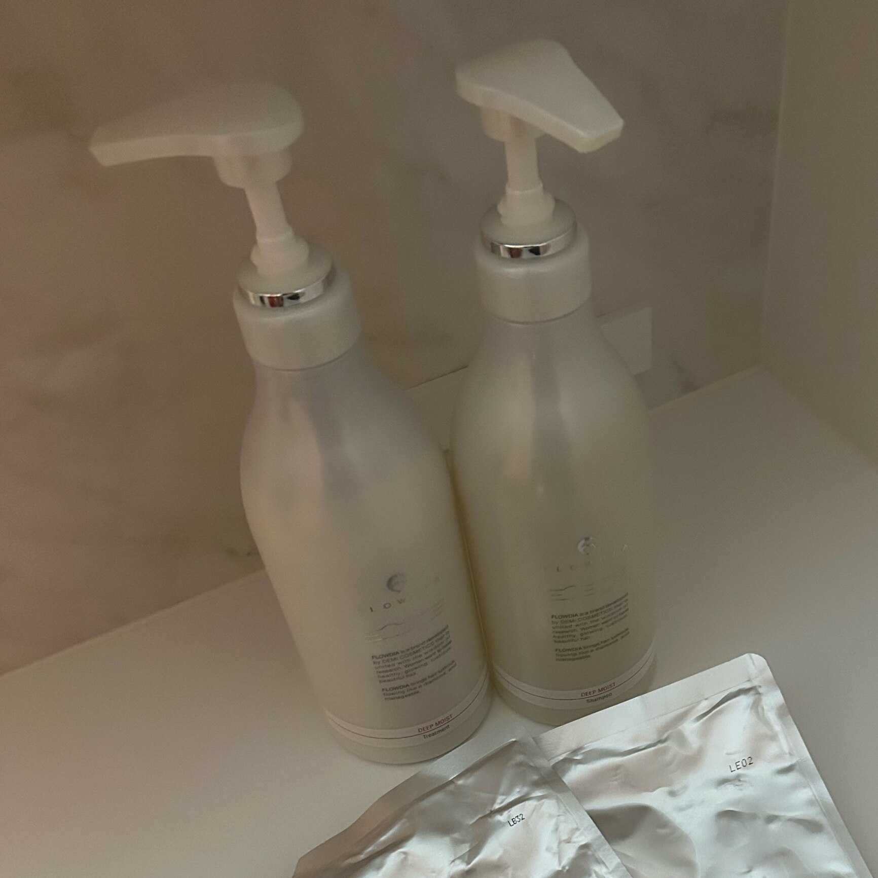 《セット・送料無料》デミ フローディア ディープモイスト シャンプーa 550mL&トリートメントb 550g 2点ボトルセット