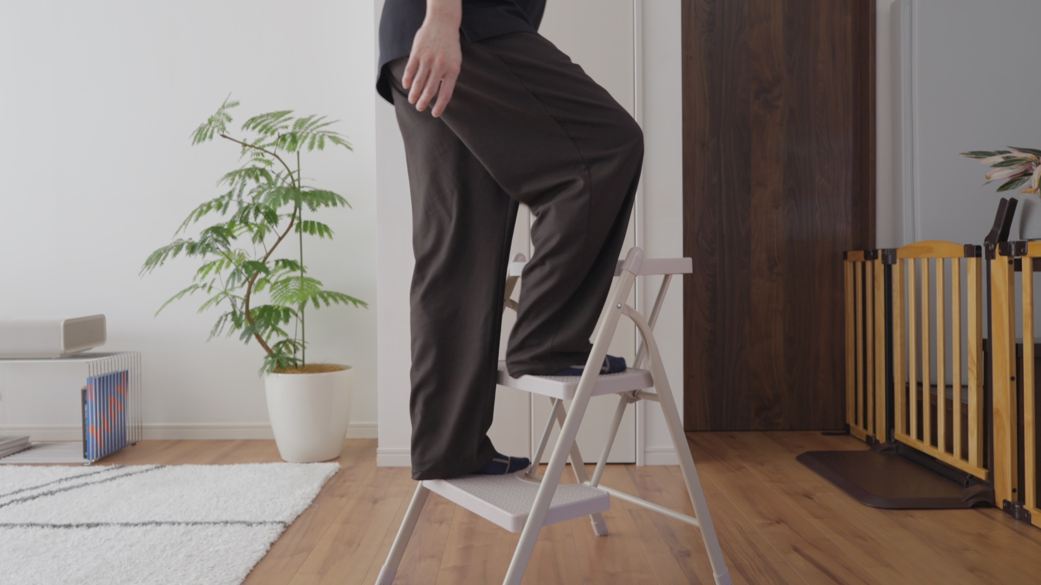 【最大2000円OFFクーポン配布中】【一部カラーは予約受付中】脚立 踏み台 3段 折りたたみ コンパクト 軽量 足場 ステップ 家庭用 トラック 義務化 滑り止め おしゃれ EEX-KYA22