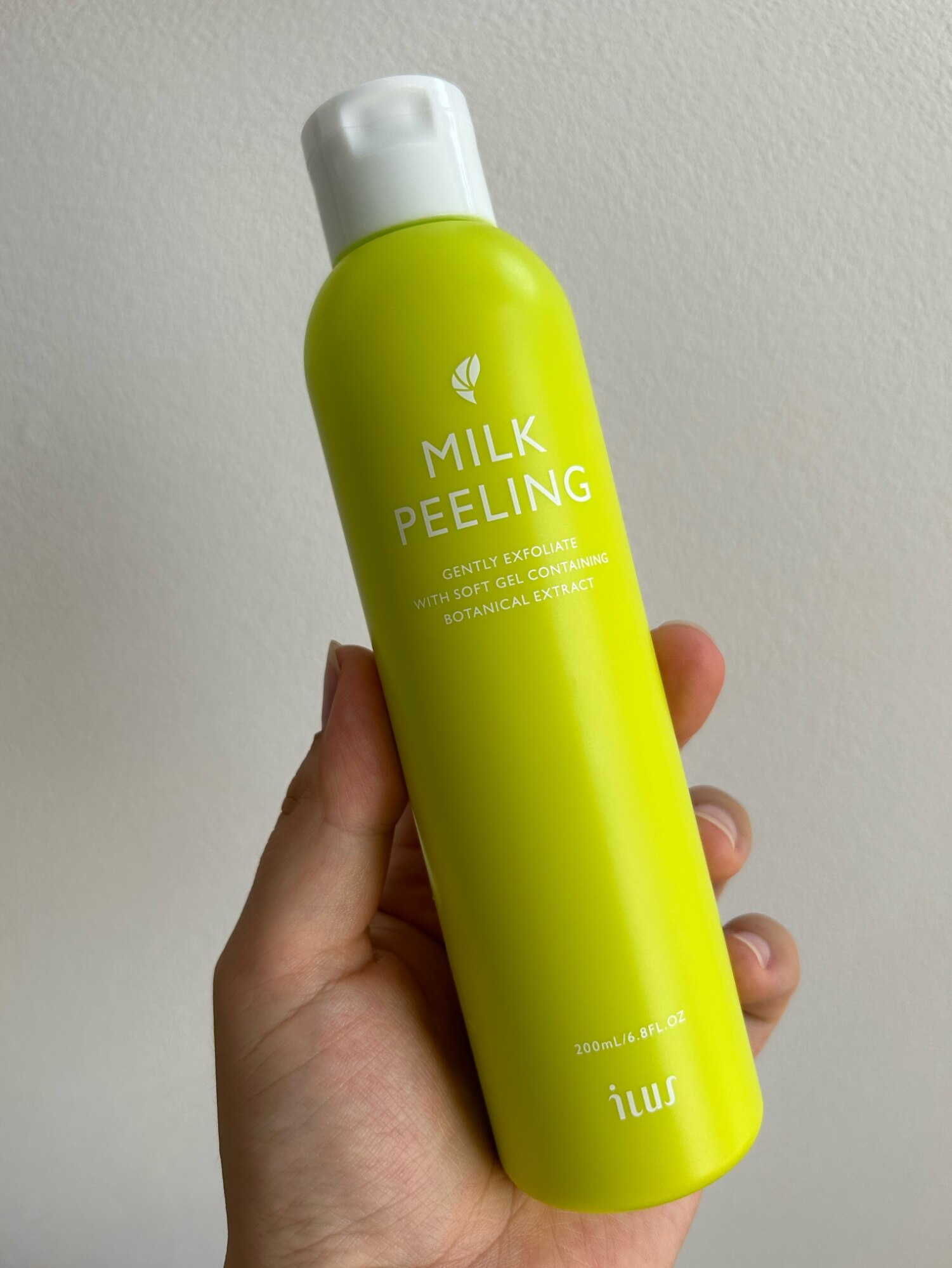 ILUS ピーリングジェル うるおいミルクタイプ 角質取り 毛穴ケア しっとり 美容保湿成分配合 200ml 顔 全身 お尻 背中 ゴマージュ 日本製 送料無料