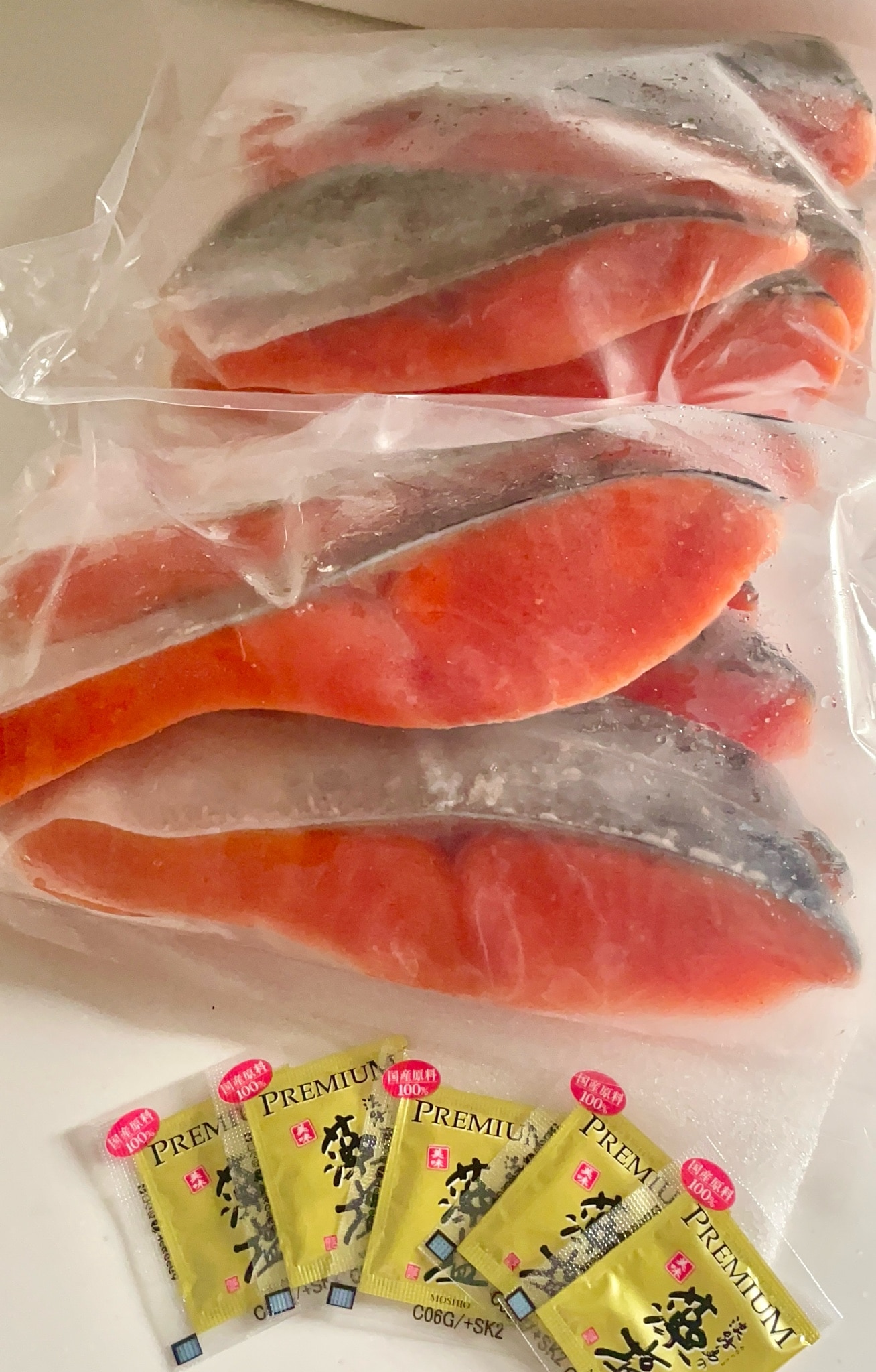 クーポン配布中【デイリーランキング1位獲得】【送料無料】骨取り 銀鮭 無塩 無添加 1キロ 藻塩付 冷凍 鮭 ギフト 贈り物 プレミアム バラ凍結 ウロコ取り 訳あり 骨なし さけ サケ ...