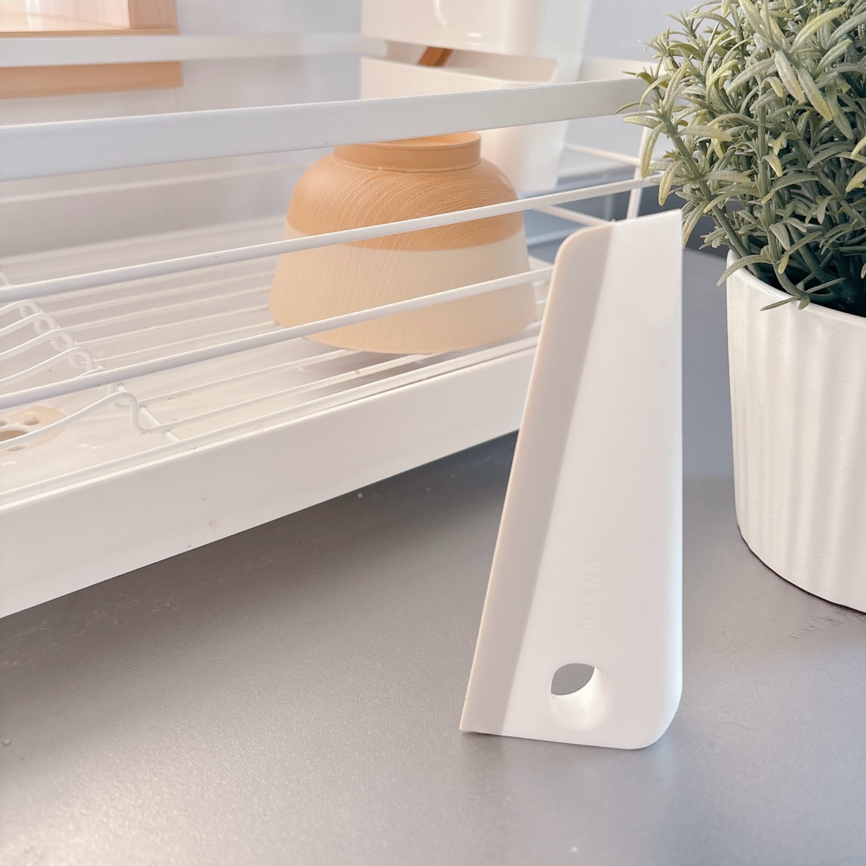 [9月5日抽選で最大100％分ポイント還元] マーナ キッチンスキージー K759 ホワイト おしゃれ スキージー スクイージー スクレーパー 水切りワイパー ワイパー ヘラ ミニ 自立 ...