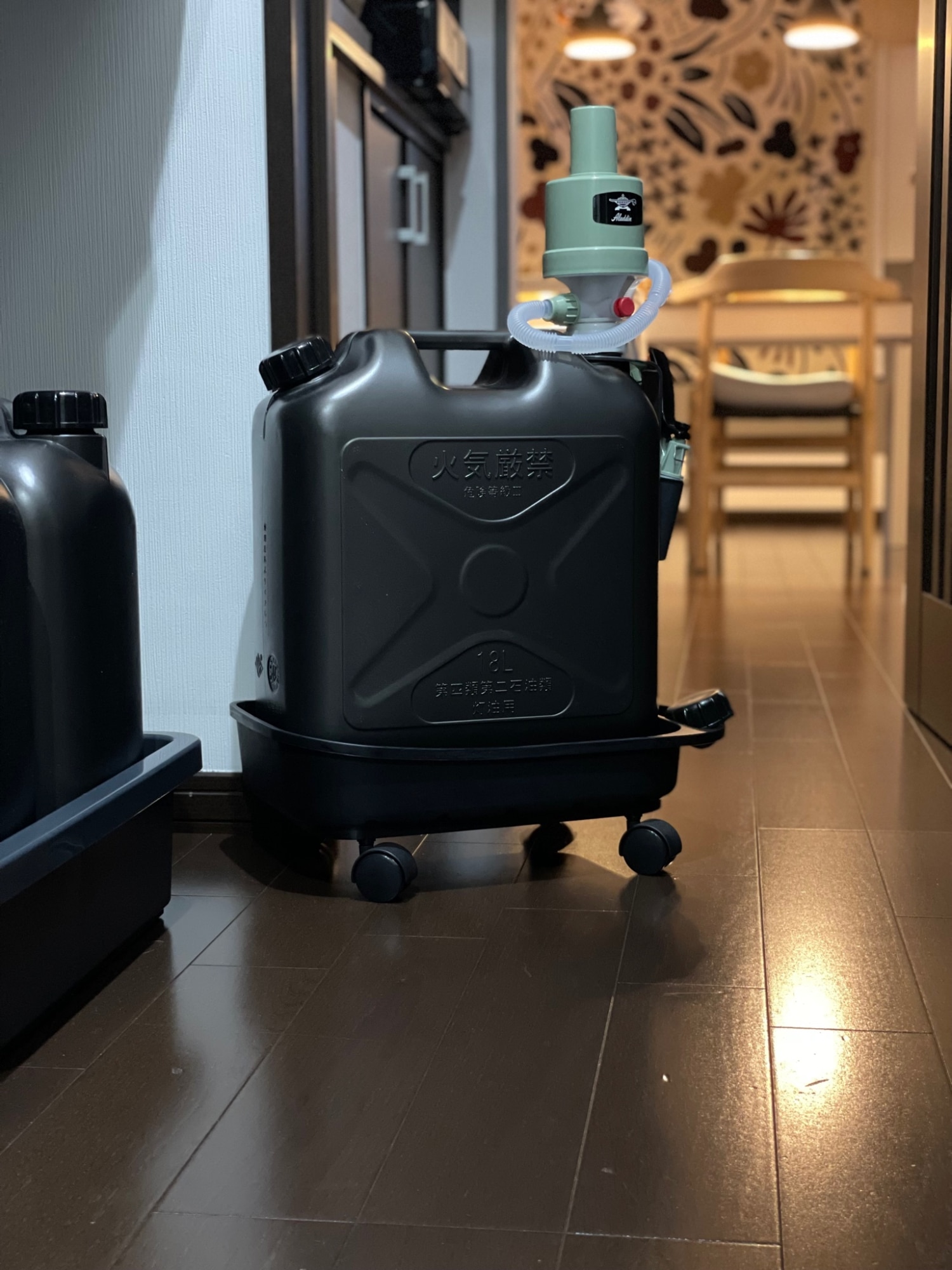 灯油タンク おしゃれ 灯油缶 ポリタンク The Genie Tank (ジィニータンク) 18L お洒落 キャンプ アウトドア 燃料タンク ...