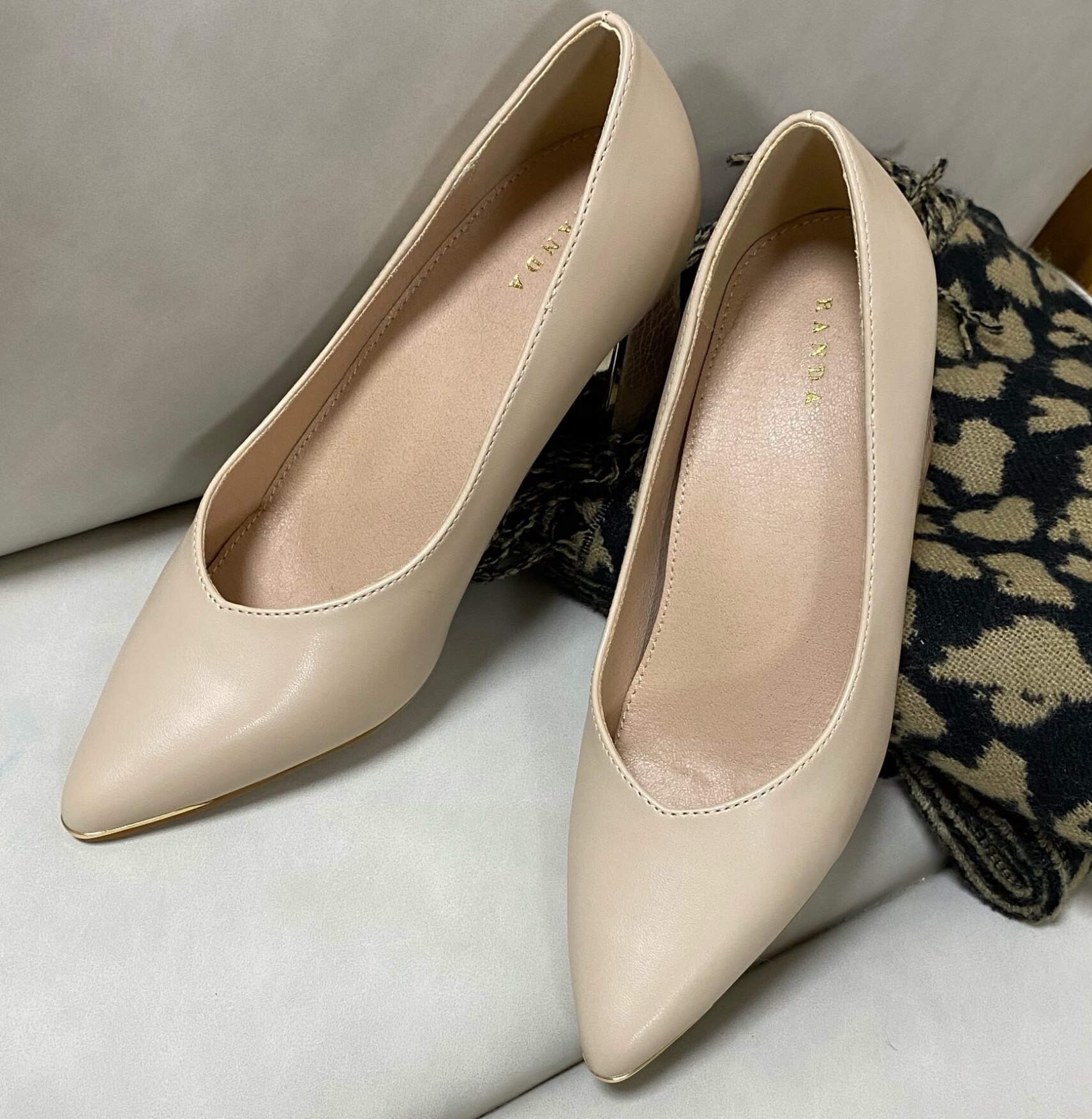 【4日20時からポイント10倍！】【50%OFF】【22.0cm〜25.5cm】RANDA/ランダ/3EゴールドパーツVカットパンプス/PP33187/R2【24AW/ASC】 【0404p】