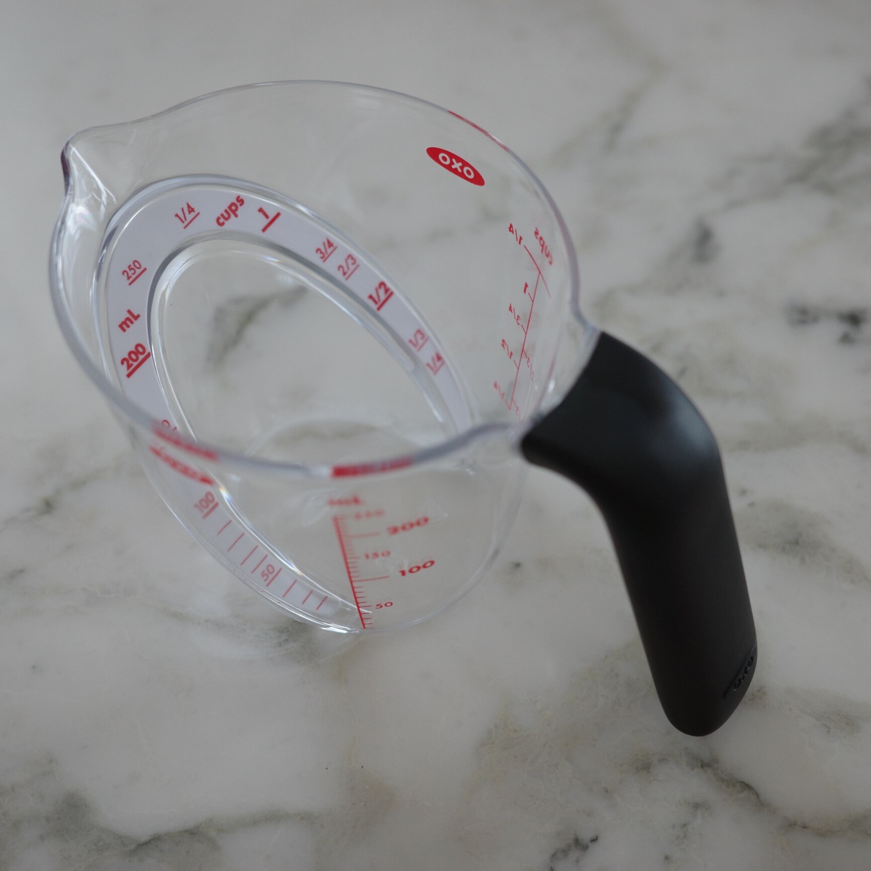 【公式】【送料無料】上から見て一目で計量！ OXO オクソー アングルドメジャーカップ (小-250ml/中-500ml/大-1000ml) 【メジャーカップ 計量カップ 耐熱カップ 電子 ...