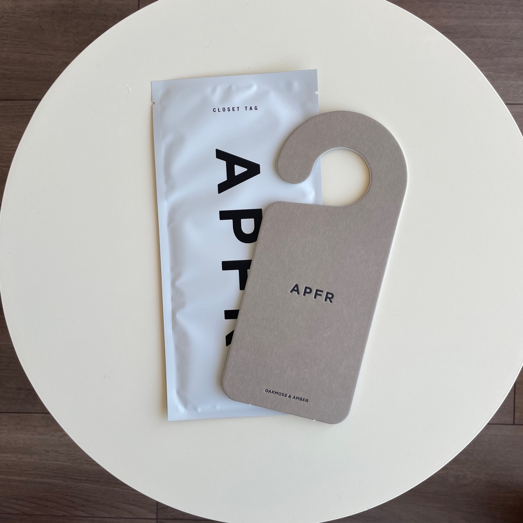 アポテーケフレグランス クローゼットタグ エアーフレッシュナー ドアノブ クローゼット タオルハンガーなどに 吊り下げ 芳香剤 部屋 プレゼント ギフト APFR CLOSET TAG ...