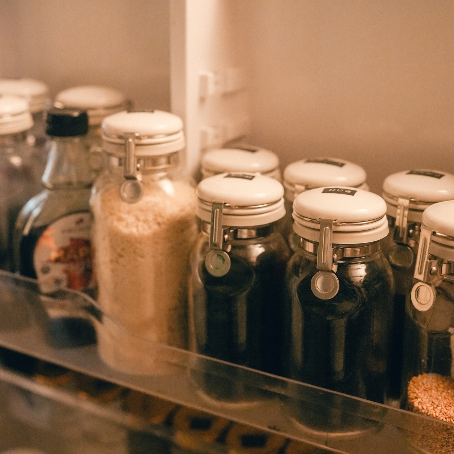 日本製】 CELLARMATE セラーメイト ワンプッシュ便利びん 300ml シリコン製注ぎ口付き 300 便利なレシピ付き 調味料 容器 調味料入れ 保存瓶 ワンプッシュ 蓋付 調味料 ...