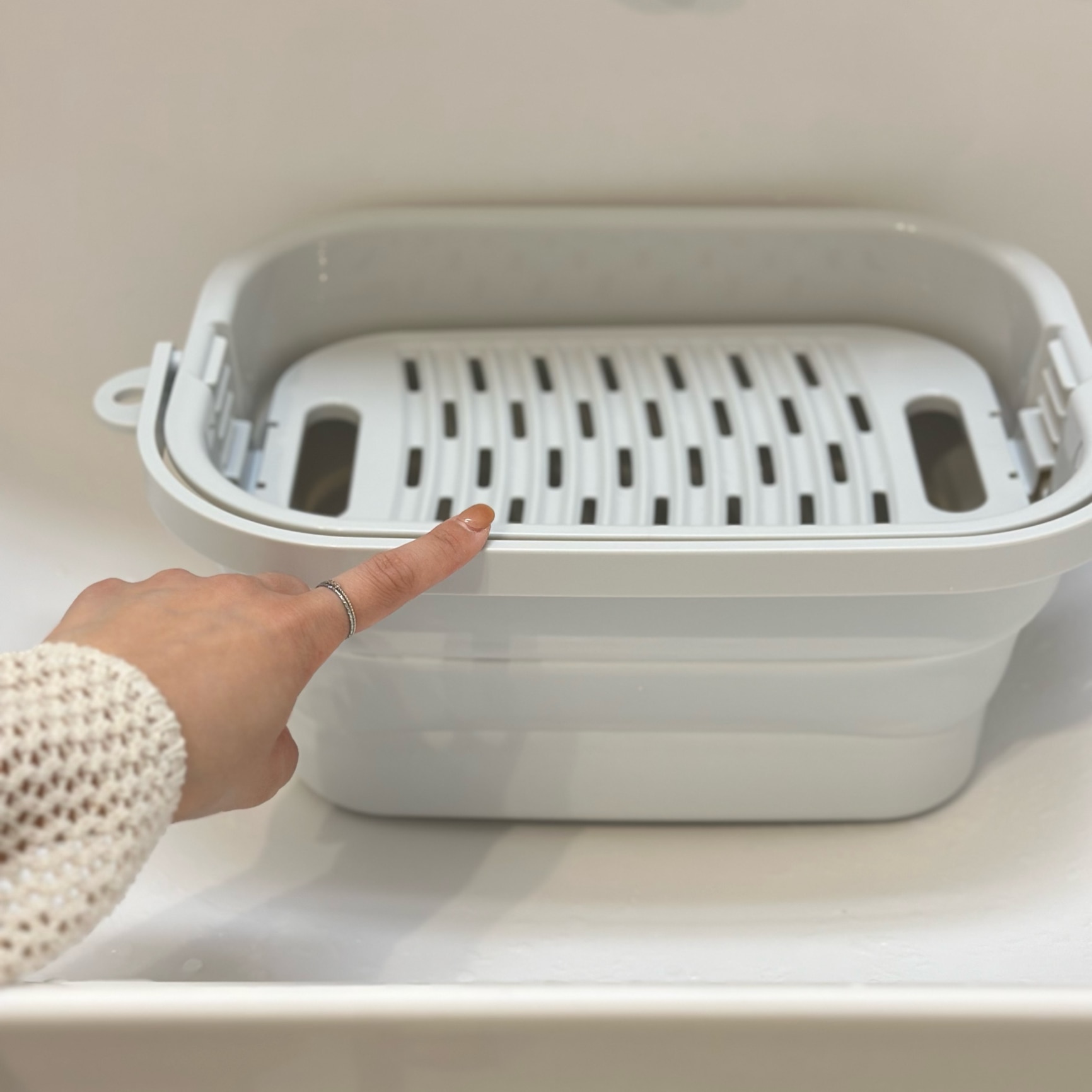 折りたためる つけ置き洗いバケツ ISETO 伊勢藤 バケツ 7L 折りたたみ つけ置き洗いバケツ 折りたみバケツ 蓋付き つけ置き 洗濯板 洗濯用品 コンパクト 引っ掛け収納 I-617-W