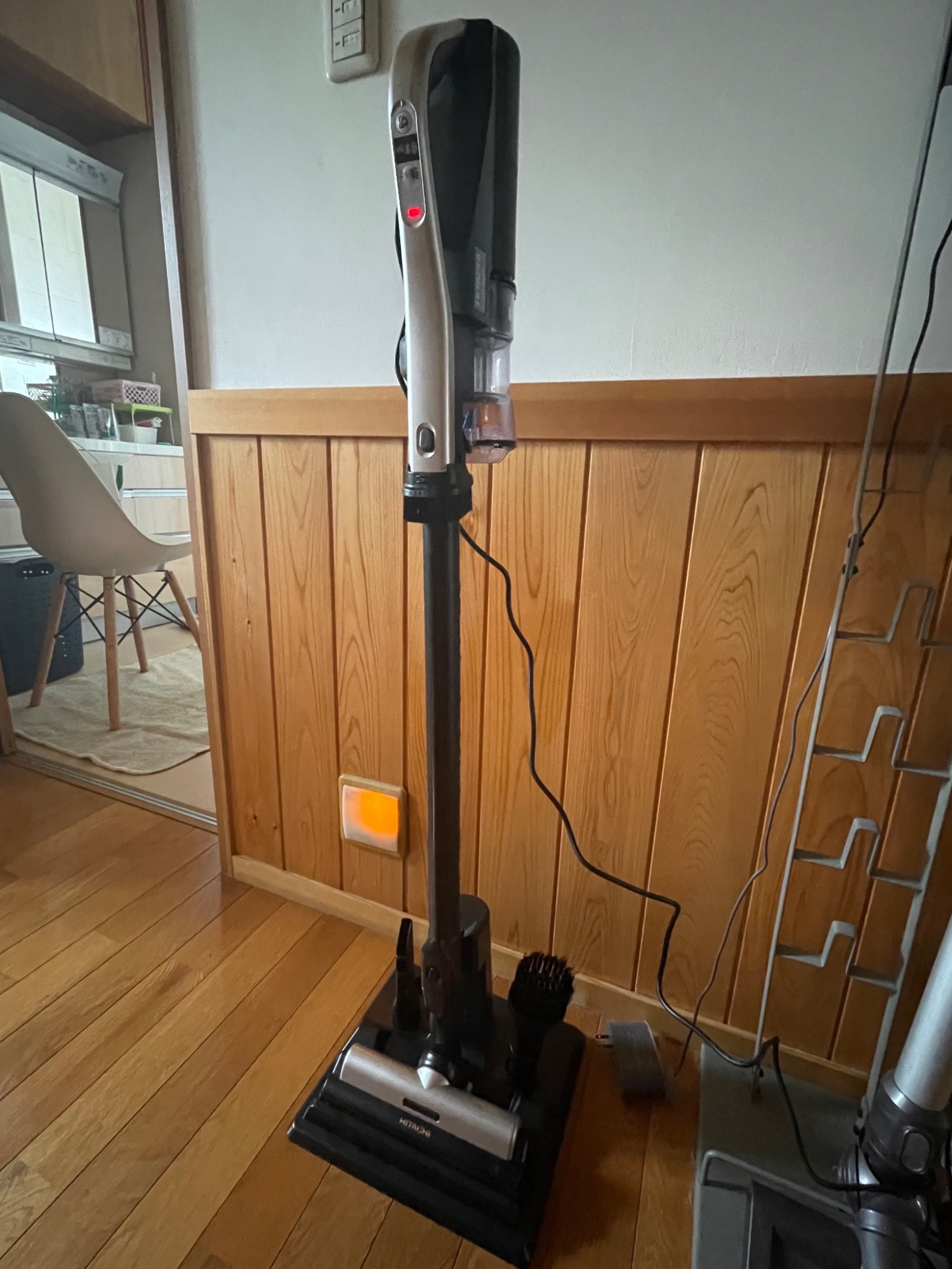 掃除機 コードレス 日立 サイクロン式 スティッククリーナー ラクかるスティック 充電式 PV-BL2H-N シャンパンゴールド スティック掃除機 軽い 軽量 自走式 吸引力強い 白色LED ...