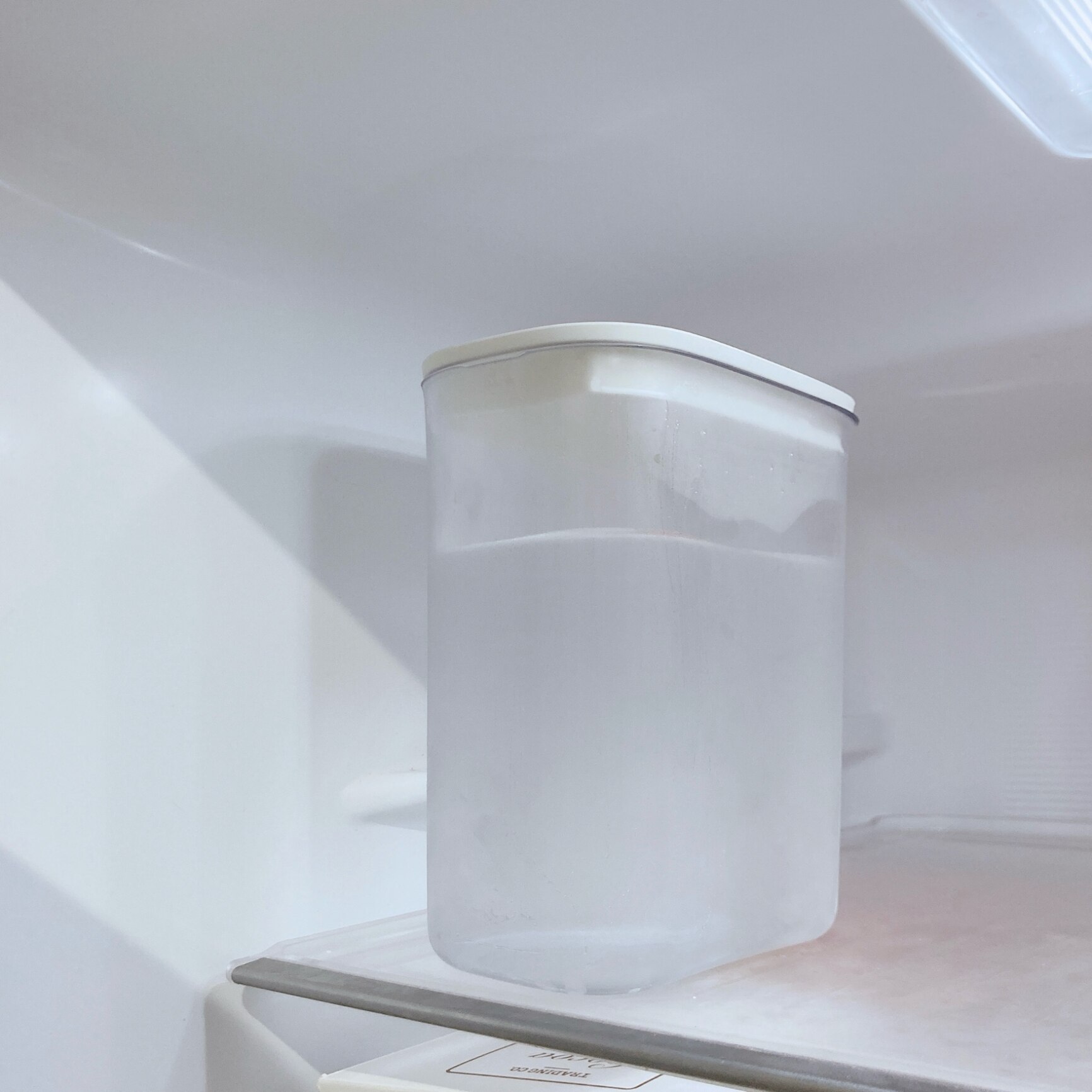 【365日出荷&当店限定特典付】marna マーナ ウォーターピッチャー 1L ウォータージャグ 冷水筒 コンパクト ドアポケット 庫内 クリア 隙間に入る 麦茶 水出し 出汁 液だれしにくい ...