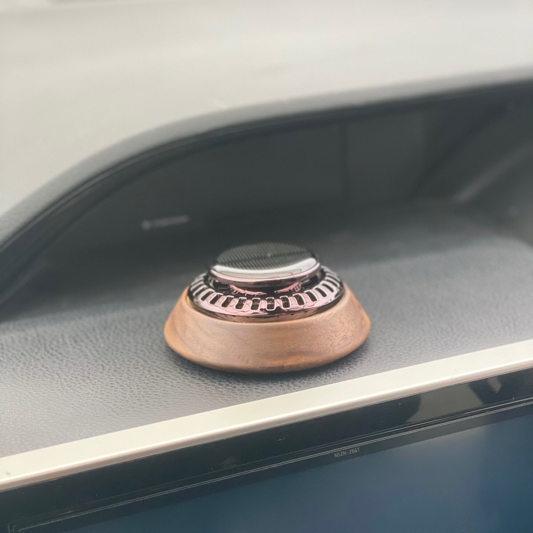 【楽天ランキング5冠達成】車 芳香剤 MILLATIUM ミラティウム MLT20 カーフレグランス 車用芳香剤 アロマディフューザー カーディフューザー 木製ソーラー回転 充電不要 静音設計 GTR