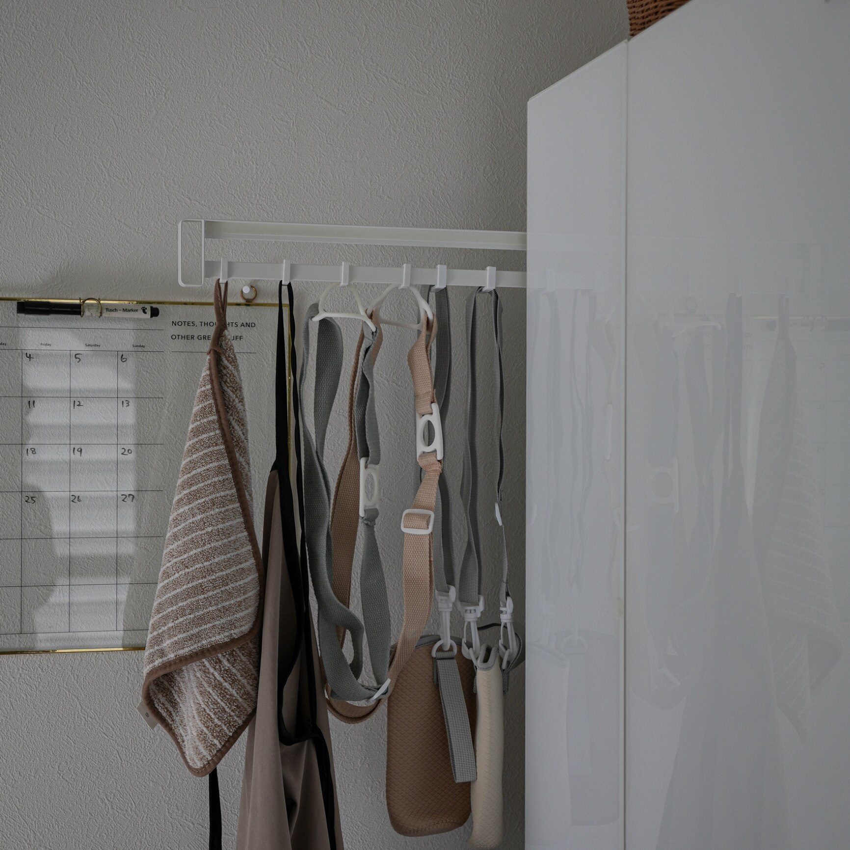 【POINT5倍】tower（タワー）マグネット冷蔵庫横隠せるスライドフック タワー【宅配便対象】山崎実業 yamazaki 正規 公式 おしゃれ シンプル モノトーン スタイリッシュ ...