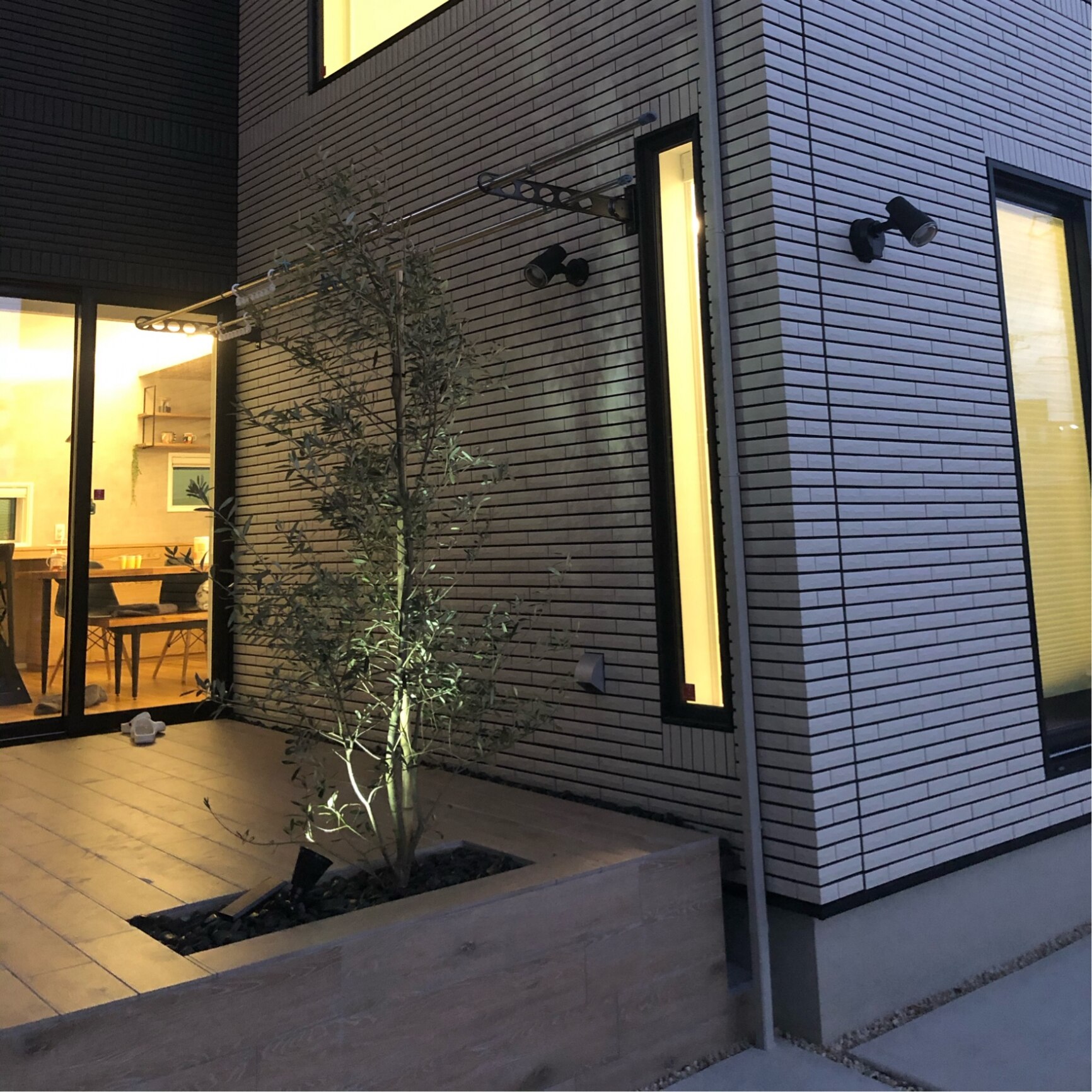 【MAX99%OFFクーポン】ガーデンライト ソーラー ライト スポットライト 防水 LED ライト 屋外 LED センサー 明るい 照明 防犯 防災 太陽光 おしゃれ 自動 庭 玄関 ...