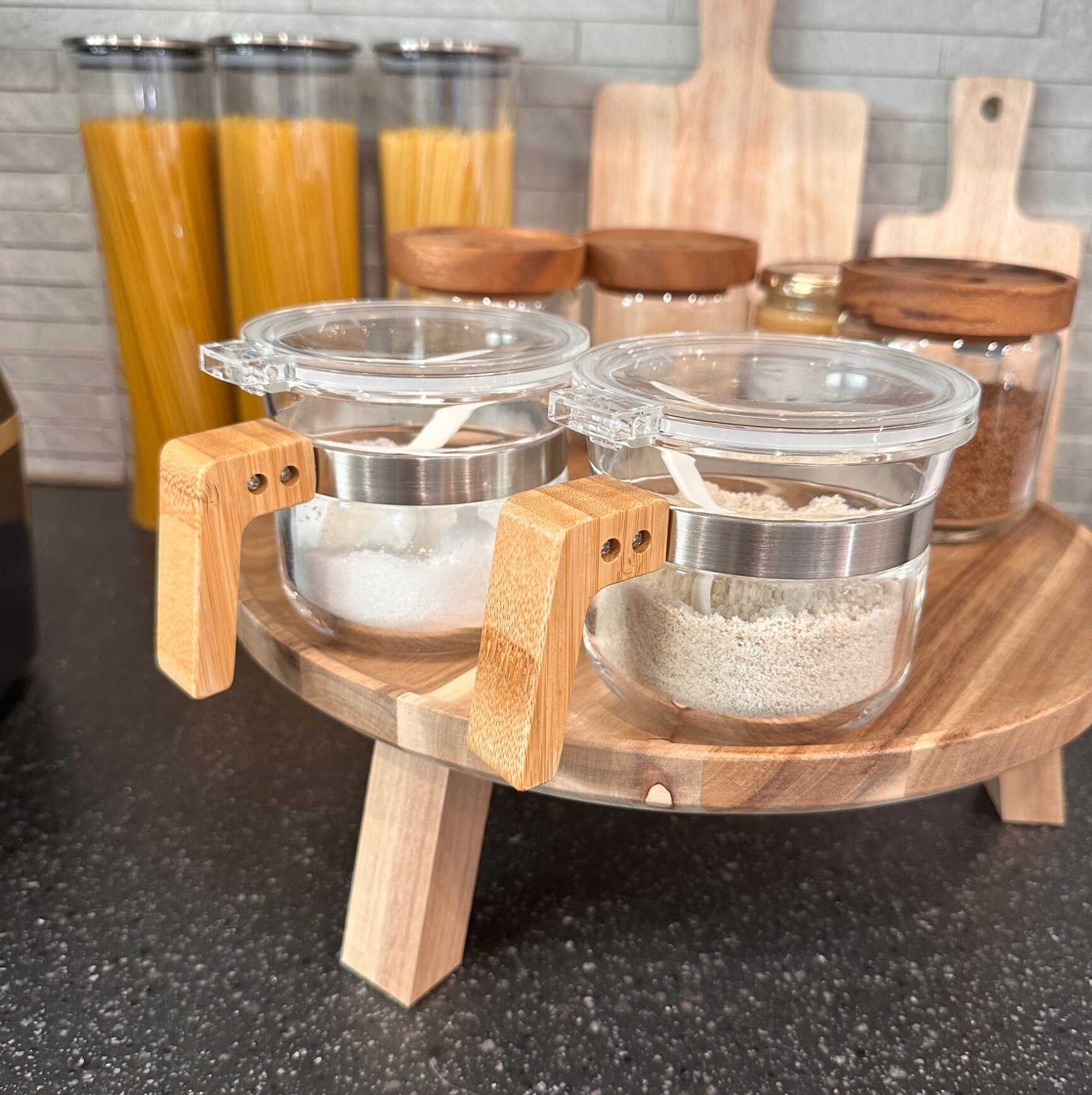 【2個セット】ビッテ biite パウダーポット クラスアップ株式会社 412871 キャニスター 保存容器 調味料入れ 砂糖 塩 小さじ 軽量スプーン付 取っ手 ハンドル 透明 丸形 簡単 ...