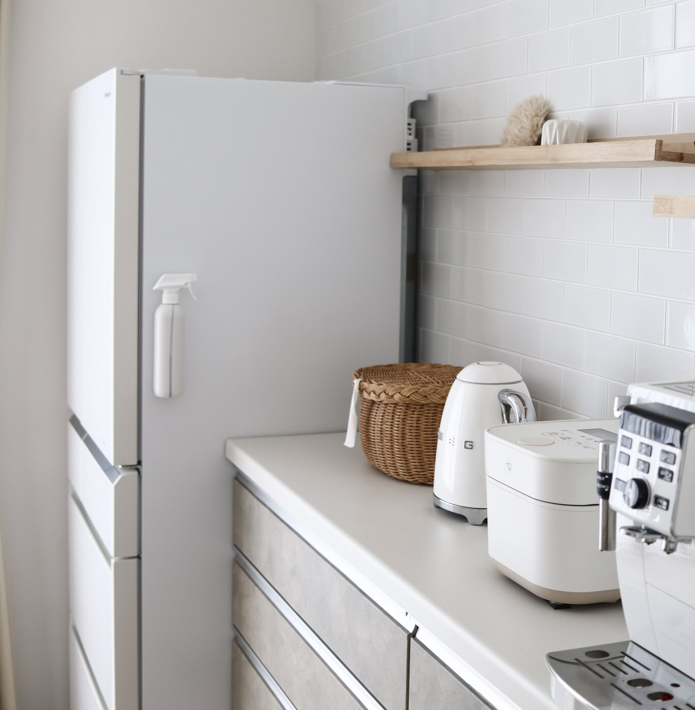 リッチェル hover（ホバー） マグネット2WAYスプレー 400ml ホワイト/ダークグレー ｜ スプレーボトル 詰め替え アルコール対応 浴室掃除 お風呂掃除 詰替え 入れ替え トイレ ...