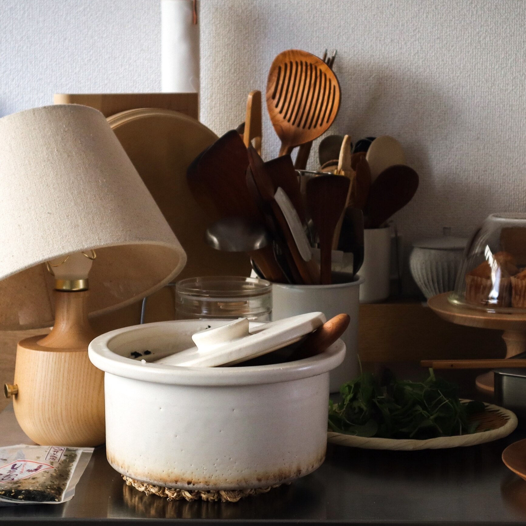 ambai 土鍋 白 IH対応 直火対応 3合炊き 6号 ご飯 2人用 おしゃれ IH 直火 炊飯 おひつ 煮込み料理 北欧 モダン かわいい 大人 シンプル 日本製 木 さわら 木曽さわら ...