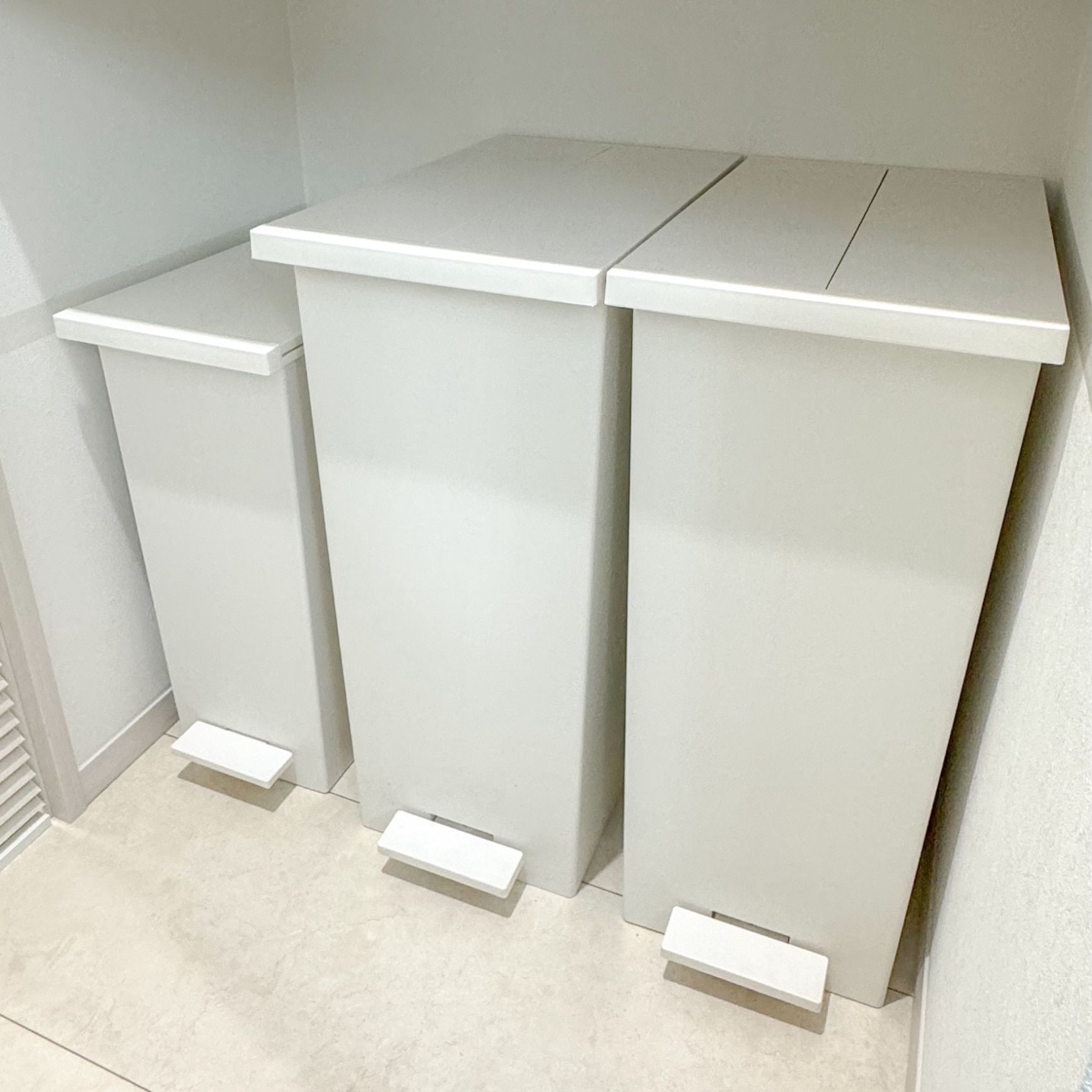 【KEYUCA公式店】ケユカ KEYUCA両開きダストボックス LL（42L）ゴミ箱 ホワイト ブラック[両開き ペダル式 キャスター付き ポケット インテリア 無地 シンプル おしゃれ 観音 ...