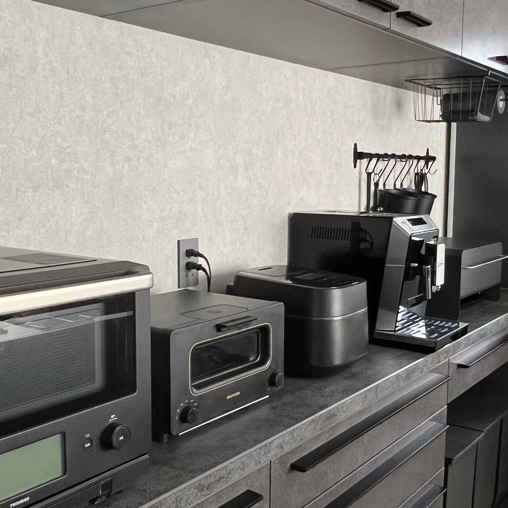 【JIMBO】NKシリーズコンセント・プレート組合わせセット埋込アースターミナル付接地ダブルコンセント(2PE15A/125V)＋1連用3口プレート色：ソリッドグレーJECBN55GE-3UF-SG