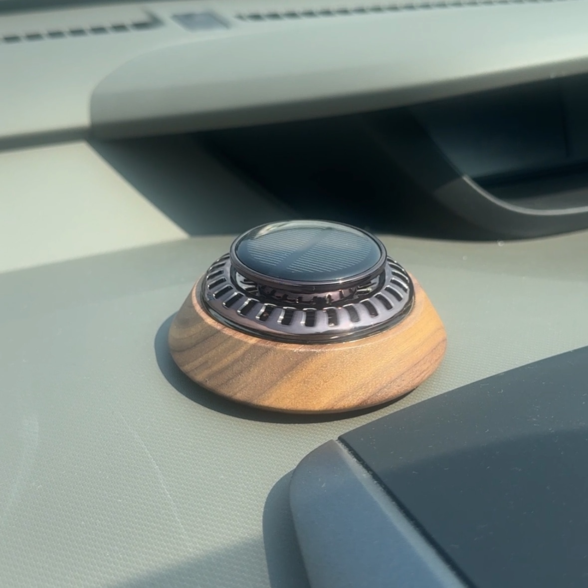 【楽天ランキング5冠達成】車 芳香剤 MILLATIUM ミラティウム MLT20 カーフレグランス 車用芳香剤 アロマディフューザー カーディフューザー 木製ソーラー回転 充電不要 静音設計 GTR