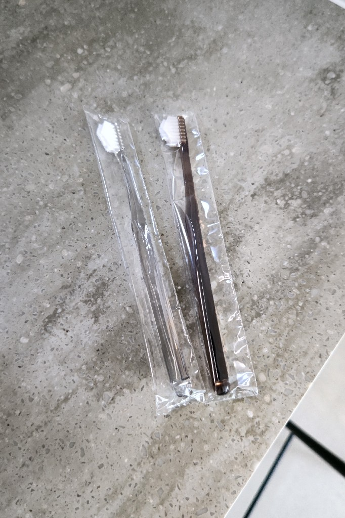 （公式）送料無料 HaRENO 奇跡の歯ブラシ クリアブラック 3本セット 日本製 なぞるだけで汚れが落ちる テーパー加工 どんな隙間にもぴったりフィット 歯間 オーラルケア 虫歯 むし歯 ...