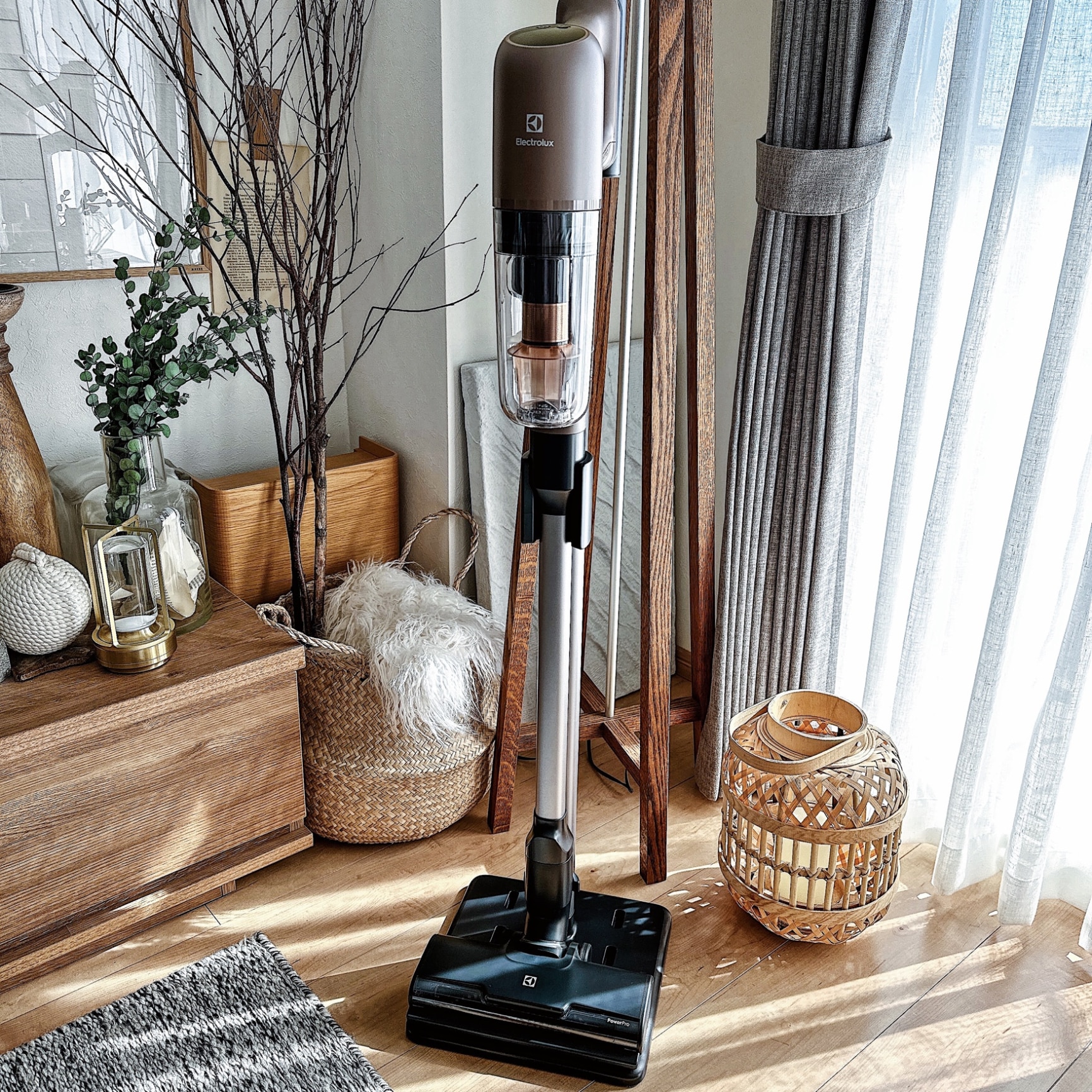 【納期約7〜10日】エレクトロラックス(ELECTROLUX) EFP71525 ウォルナットブラウン UltimateHome 700 コードレススティッククリーナー UVヘッド付