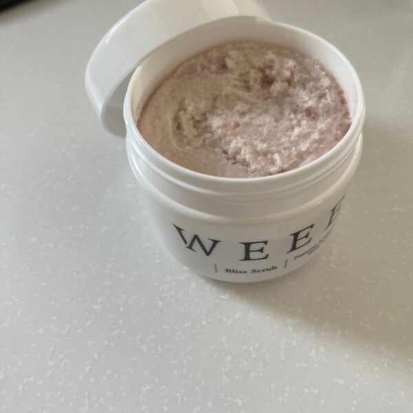 WEEED ブリススクラブ 360g ボディスクラブ ボディケア ボディースクラブ ボディソープ 薬用 お尻 背中 ニキビ 黒ずみ デリケートゾーン（vio）ニキビ対策 ギフト weed ...
