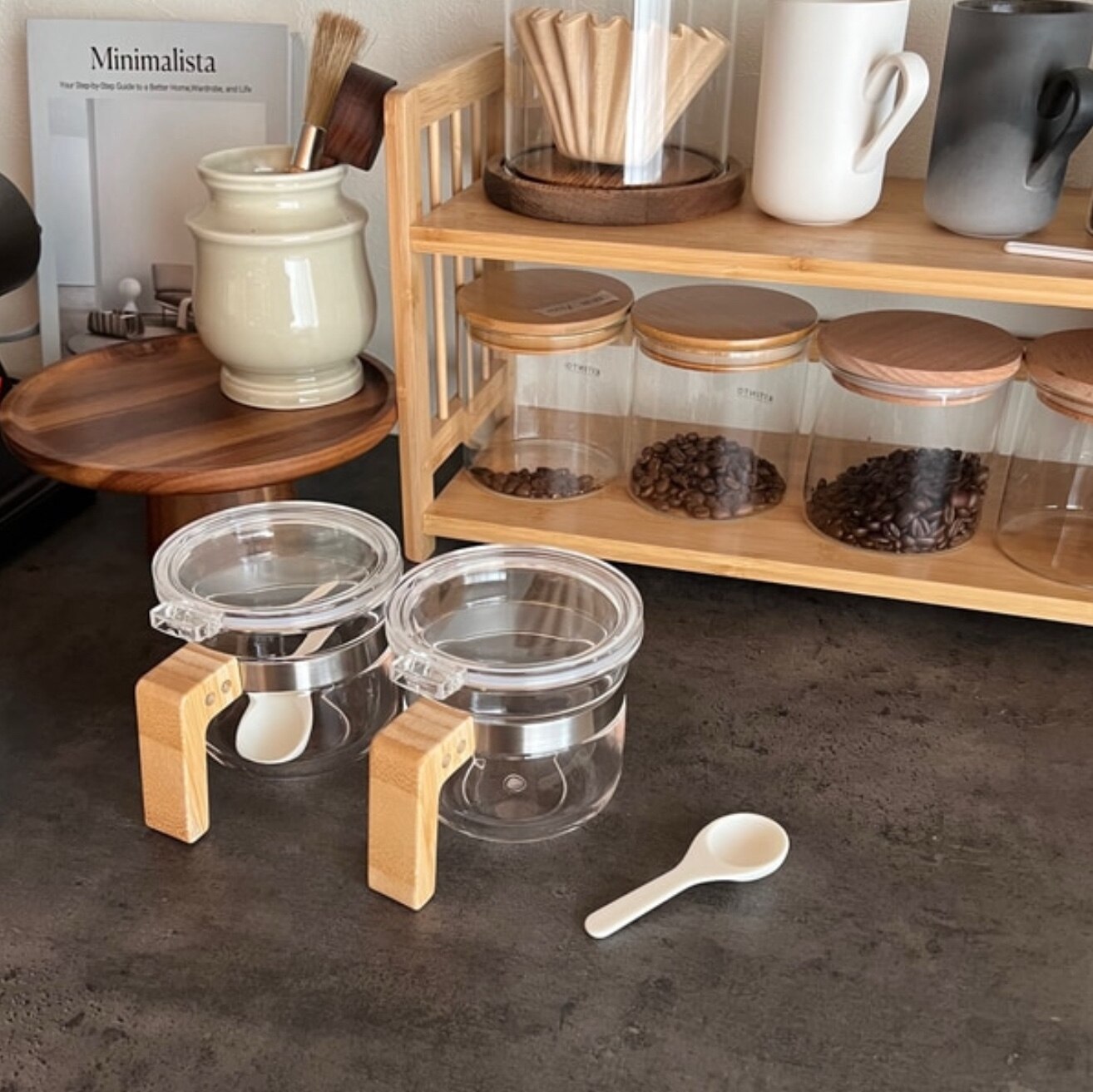 【2個セット】ビッテ biite パウダーポット クラスアップ株式会社 412871 キャニスター 保存容器 調味料入れ 砂糖 塩 小さじ 軽量スプーン付 取っ手 ハンドル 透明 丸形 簡単 ...