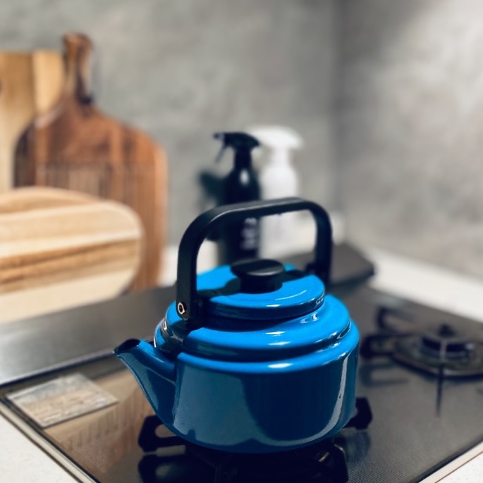 やかん ケトル ホーロー IH対応 かわいい おしゃれ 送料無料 アム 2.0L AM-20KR ヤカン 野田琺瑯 ガス火対応 直火対応 レッド グリーン ブルー ブラック ホワイト【D】