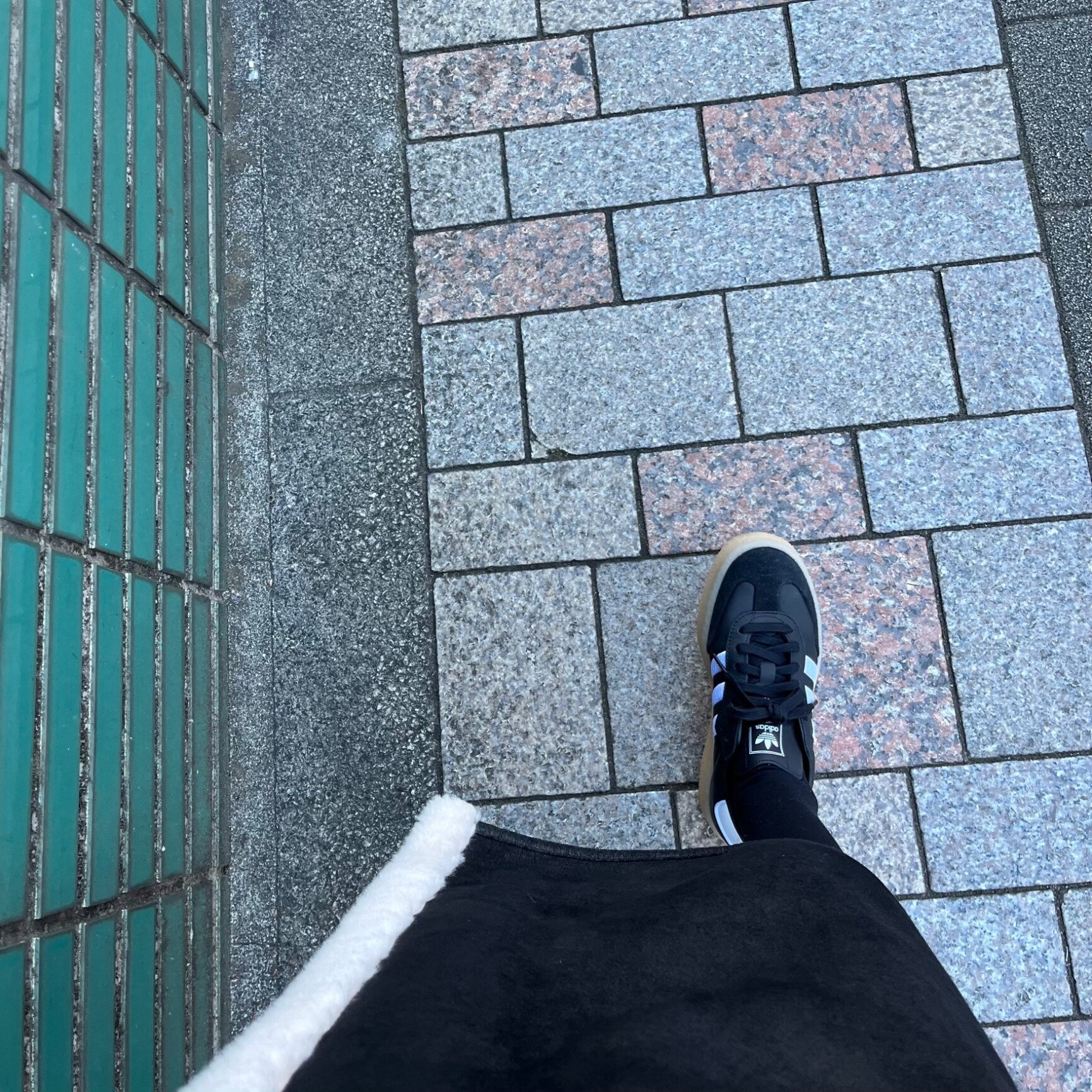 adidas アディダス オリジナルス ユニセックス SAMBAE コアブラック 刺しゅう スリーストライプス 靴 ID0436