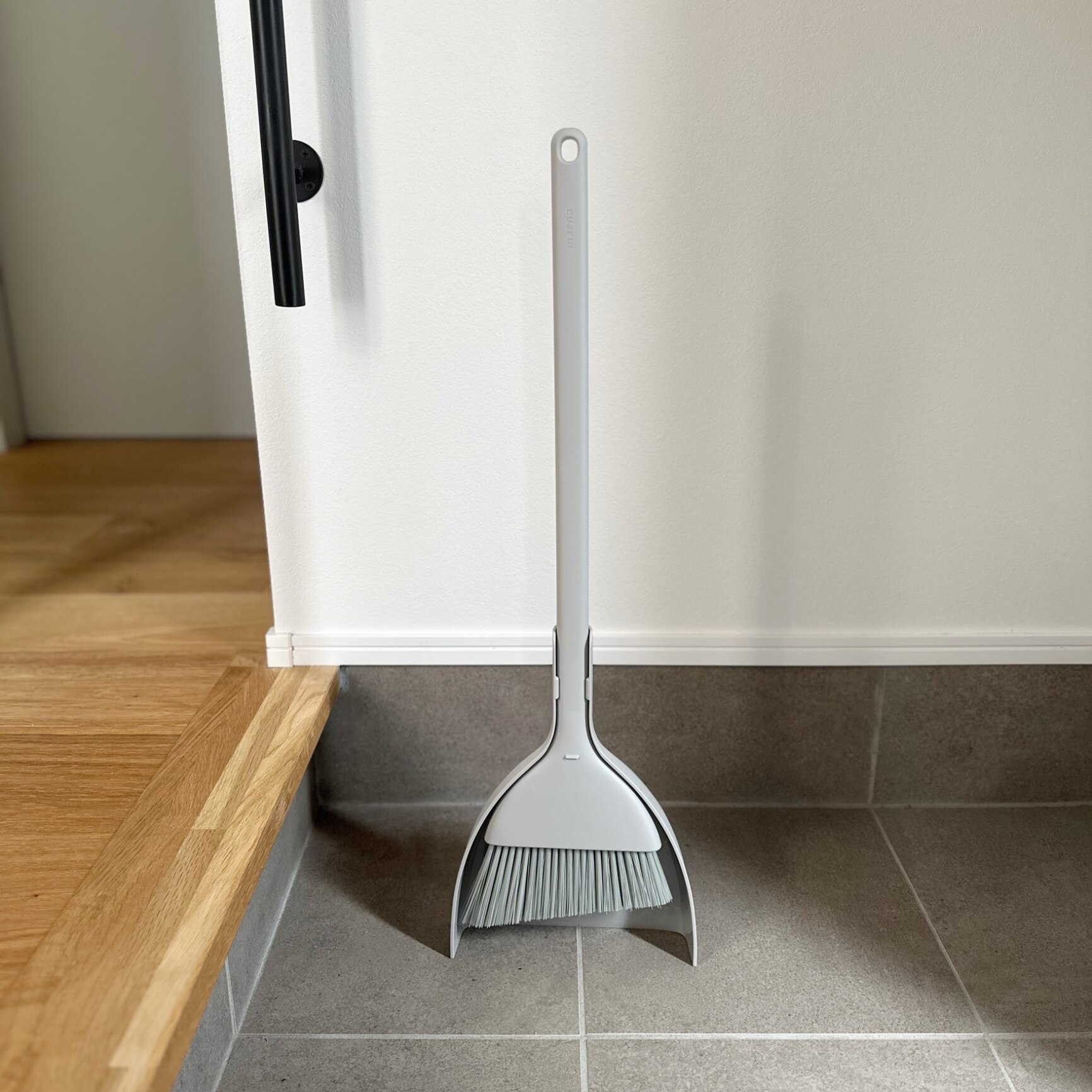 限定グレー【マーナ公式】ほうき ちりとり W628| 自立 チリトリ セット 箒 おしゃれ 室内用 玄関 屋外 部屋 フローリング 立てて収納 隙間 スタンド 庭 ベランダ 溝 ブラシ ...