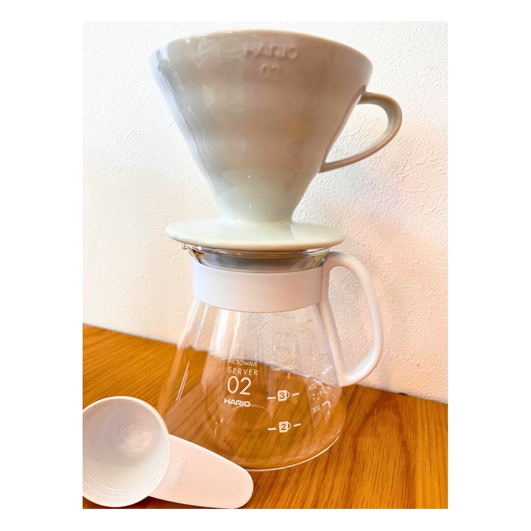【有田焼】 HARIO ハリオ V60セラミックドリッパー02 耐熱サーバーセット おしゃれ ギフト ホワイト 1～4杯用 計量スプーン + フィルターペーパー100枚付 W140×D121× ...
