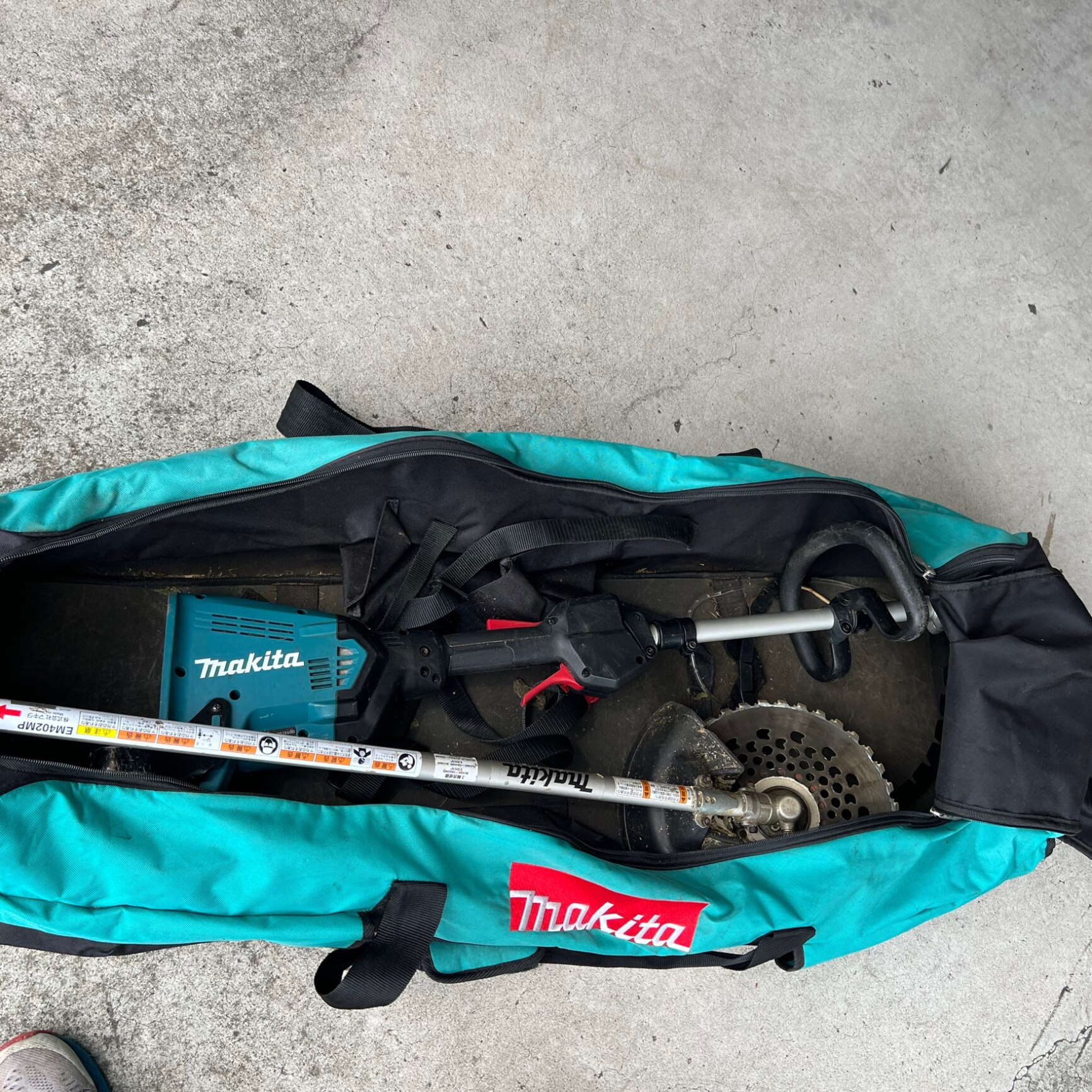 雑草 草刈り 雑草対策 マキタ 草刈機 充電式スプリット草刈機 MUX60DPG2M モーター部+刈払アタッチメント バッテリBL1860B×2本・充電器DC18RD付属 makita ...