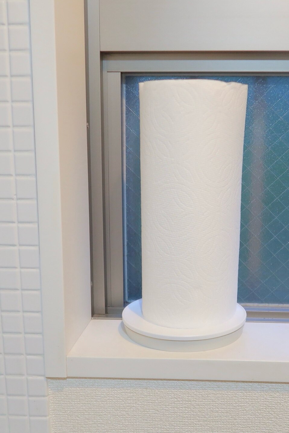 [マーナ今だけ全品P5倍＆5%OFFクーポン]【365日出荷&当店限定特典付】ヒルナンデス！で紹介 marna マーナ キッチンペーパーホルダー K815 K816 吸盤 置き型 縦型 片手で ...