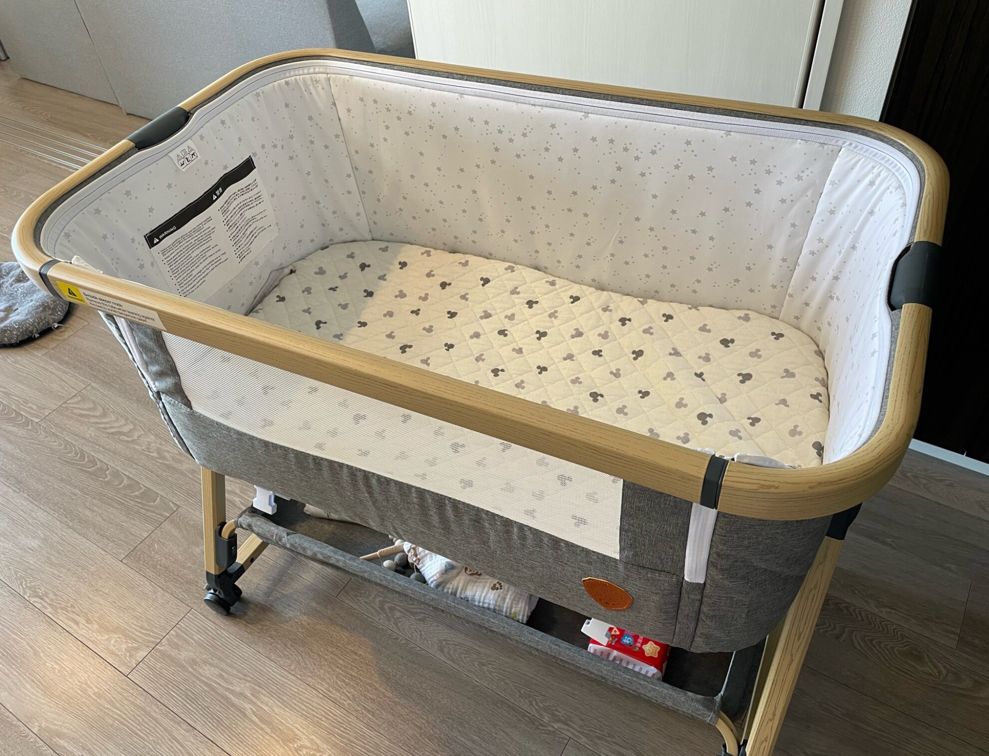 HZDMJ ベビーベッド 折りたたみ おすすめ 添い寝ベッド 揺りかごに変身可能 高さ6段階調整 キャスター 出産お祝い 0ヶ月~24ヶ月 マットレス付き 固定ベルト かや付き 長時間使用可能 ...