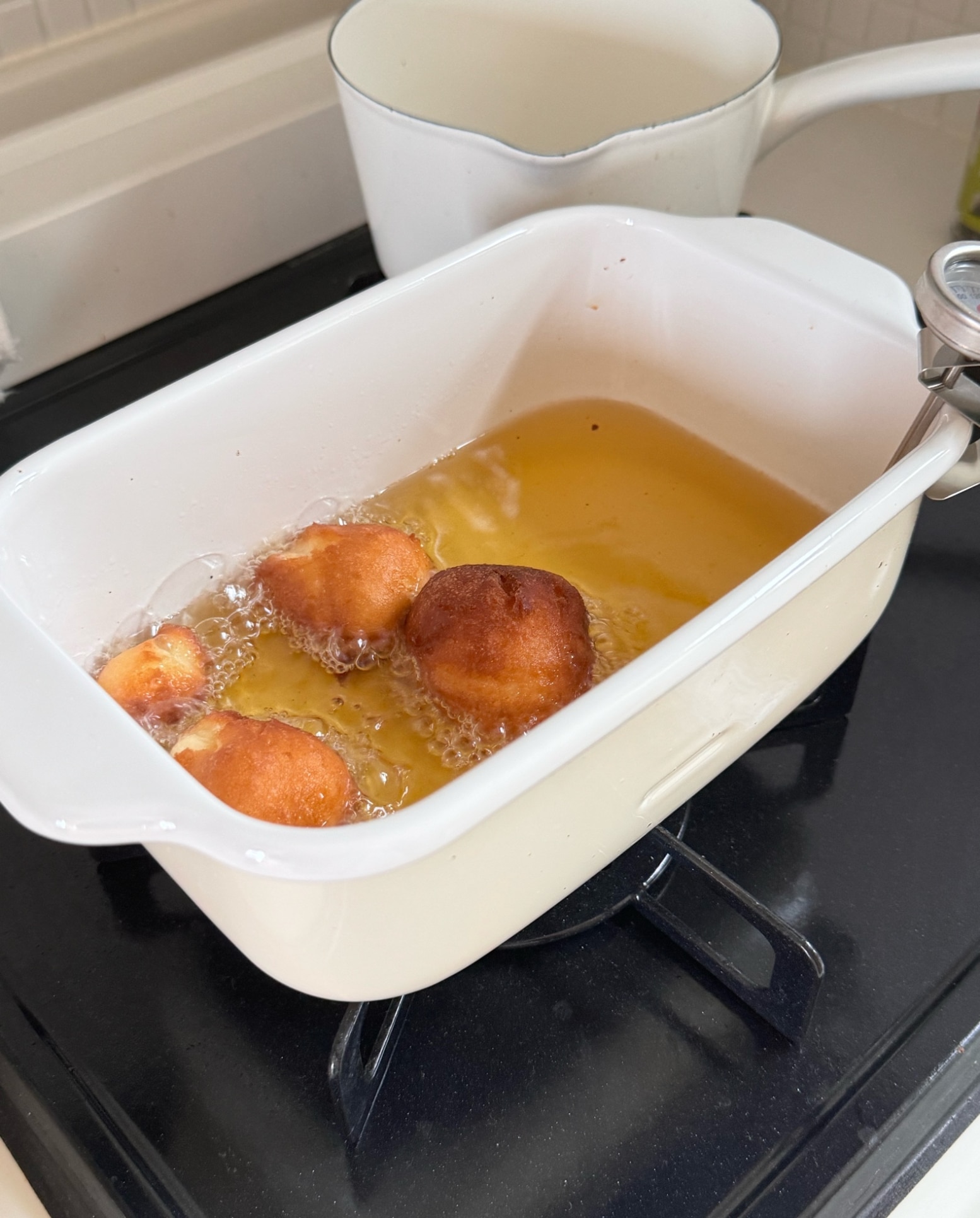 富士ホーロー 角型天ぷら鍋 IH対応 温度計付き 揚げ網 バット付き TP-20K.W .LG.VA【 天ぷら鍋 ホーロー ミニ 角 スクエア 少ない油 四角 揚げ鍋 四角い 琺瑯 ほうろう ...