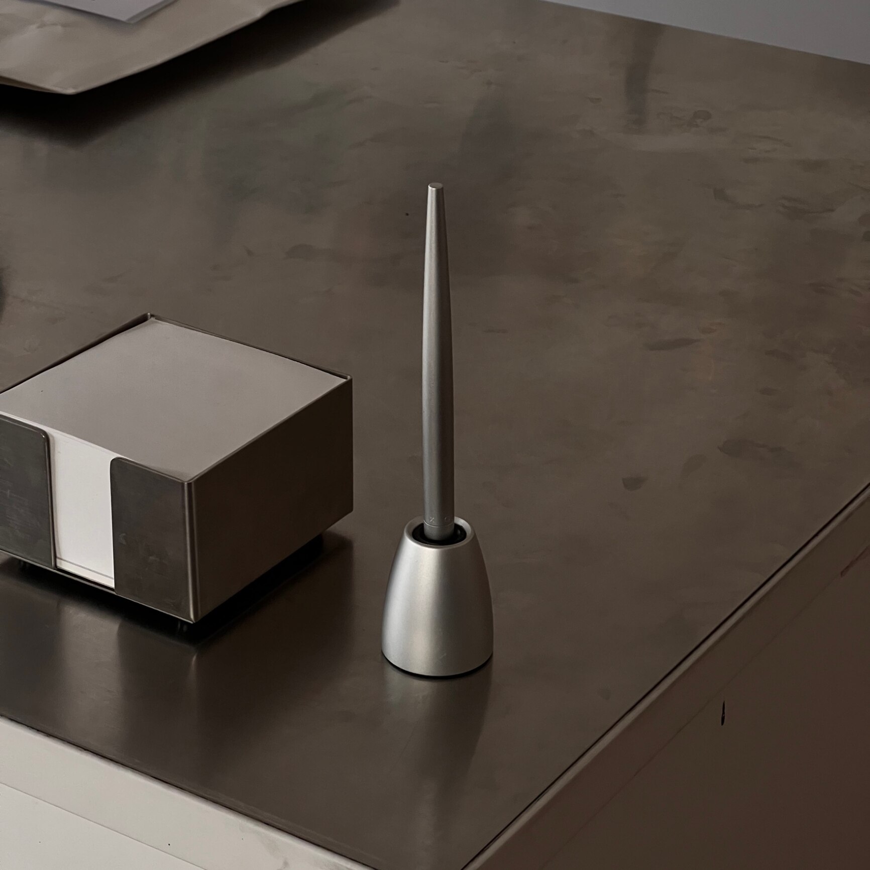 LEXON デスクペン 卓上ペン ボールペン 高級 ブランド ペン立て オフィス レクソン スタイリッシュ おしゃれ かっこいい スタンド ...