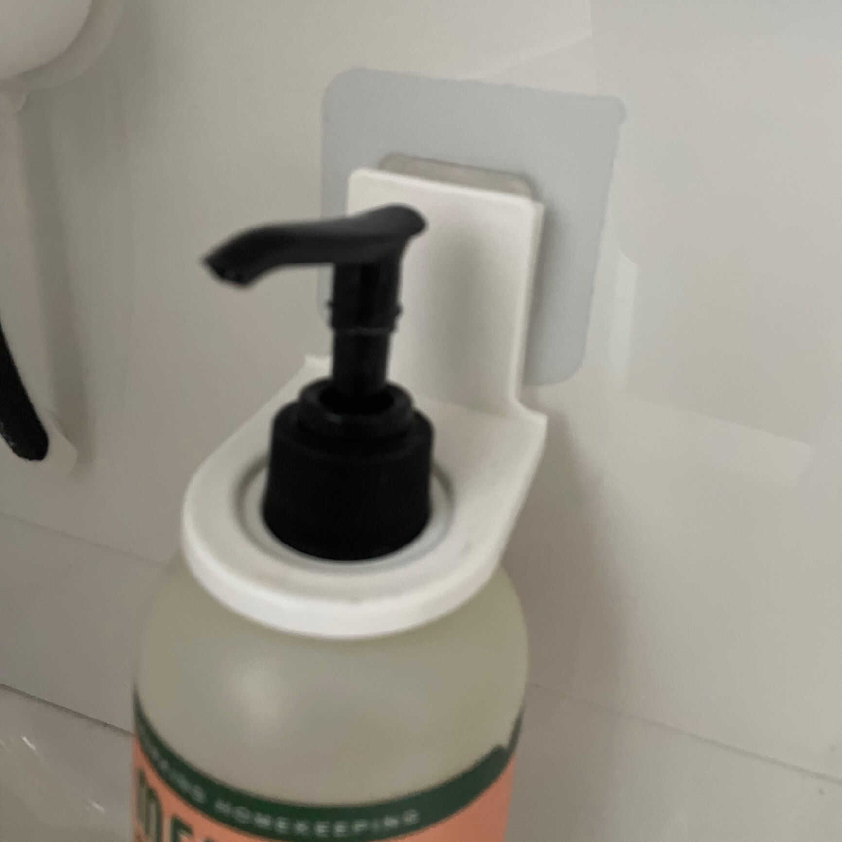 シャンプーホルダー お風呂フック ボトルホルダー 浴室バスルームラック 浮かせる収納 洗面所壁掛け 強力透明テープ 貼り付けタイプ4個セット ...