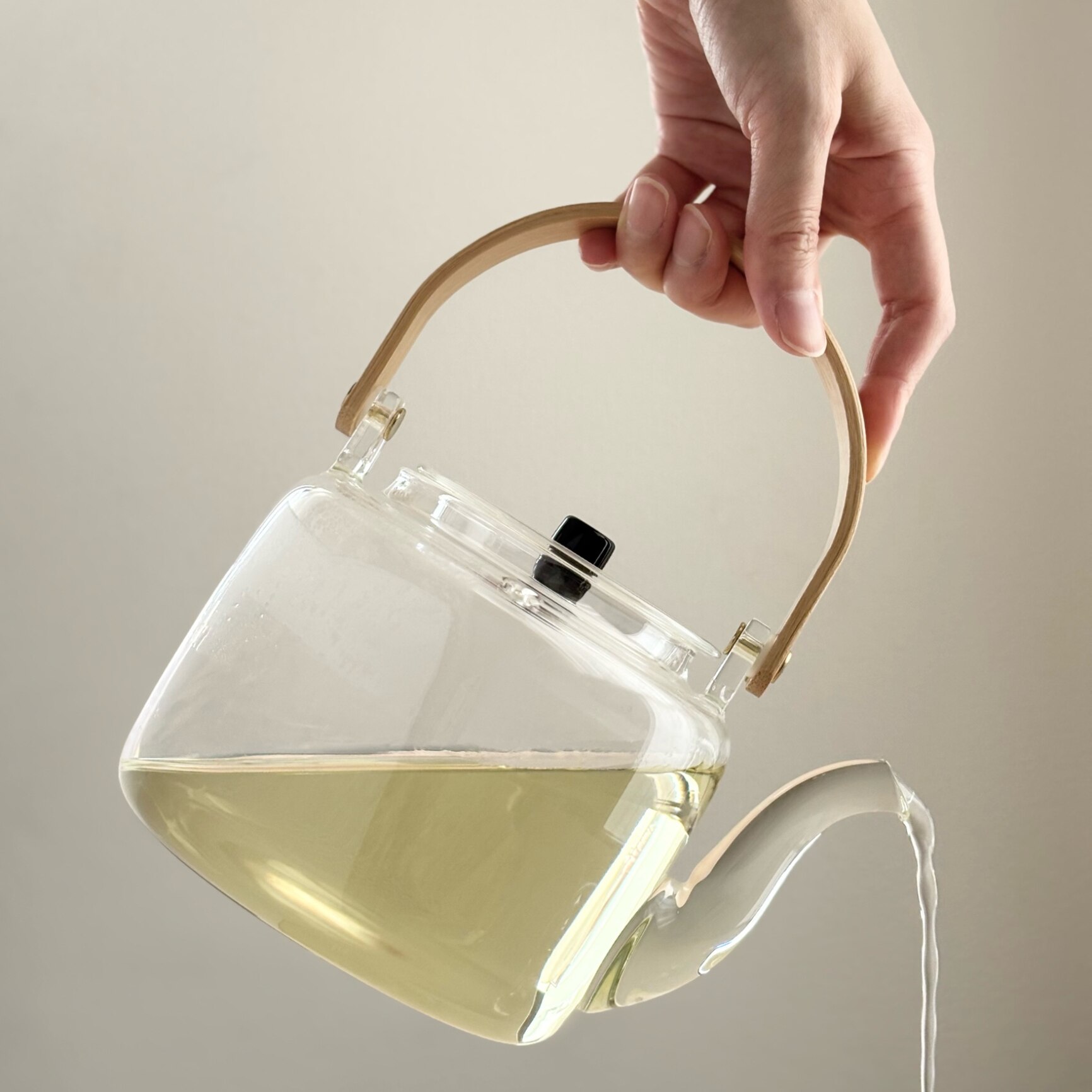 IwaiLoft 耐熱ガラス ティーポット ダブル茶こし付き 木製持ち手 グレー ガラス製ポット ガラス急須 ジャンピング 紅茶ポット フルーツティー 花茶 工芸茶 蒸茶 煮茶 に ガラス急須 ...