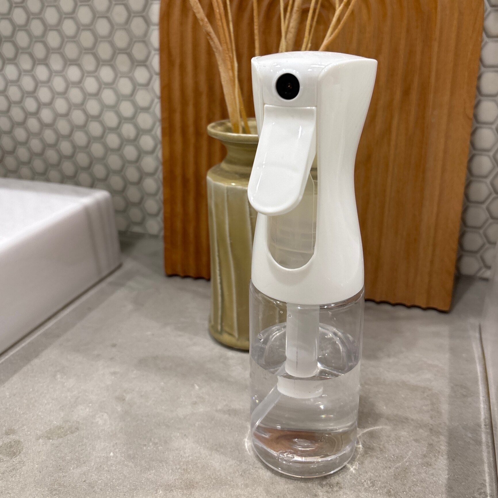 Uervoton スプレーボトル アルコール対応 霧吹き 園芸 植物用 清掃用 美髪師用 家用 ペット用 空ボトル 200ml 透明
