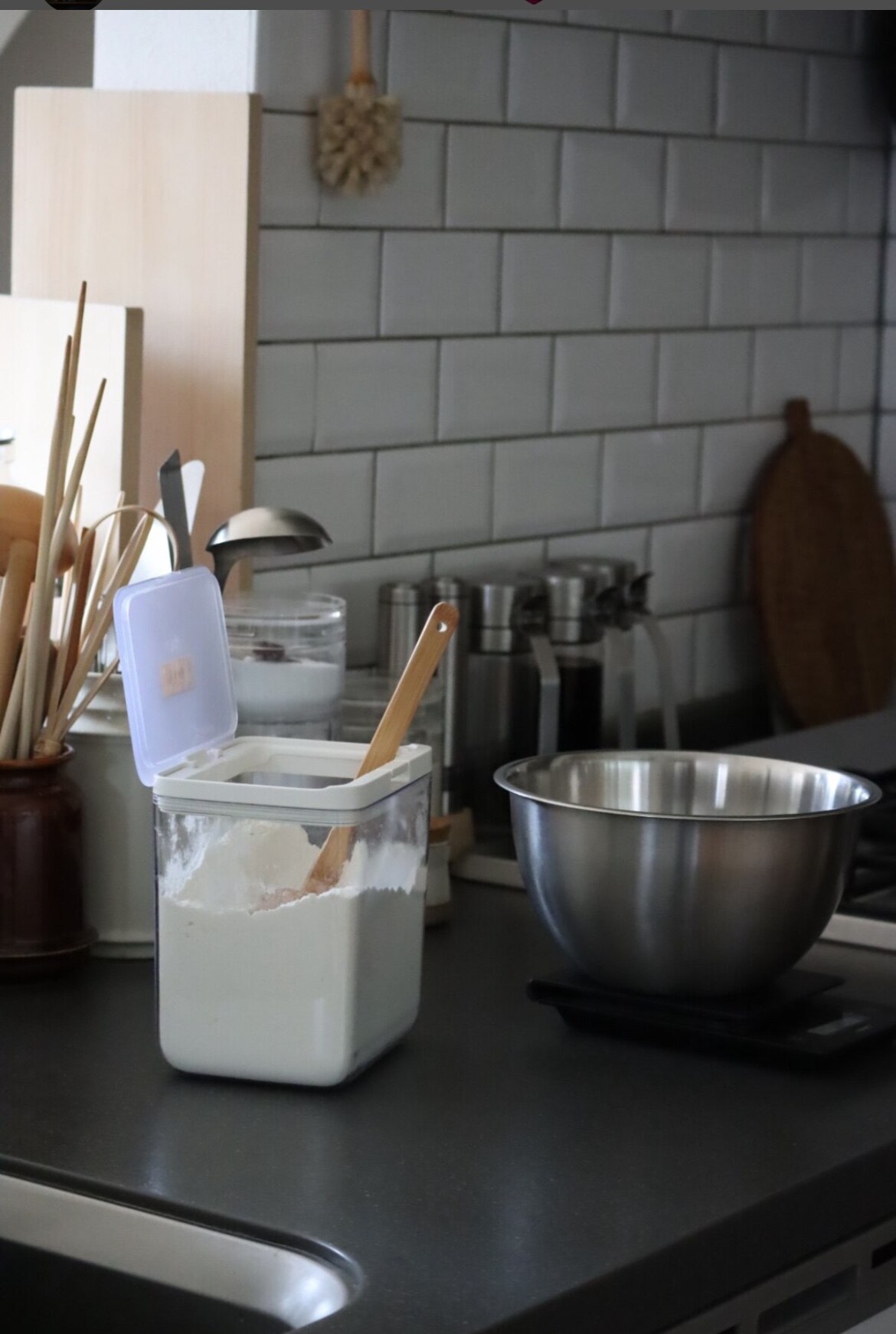 【レビュー特典】 マーナ 『 保存容器 ワイドトール 』 K761 容量2.0L キャニスター コンテナー ストッカー 小麦粉 麦茶パック 調味料 容器 ケース 保存 ストック 密閉 乾燥湿気 ...