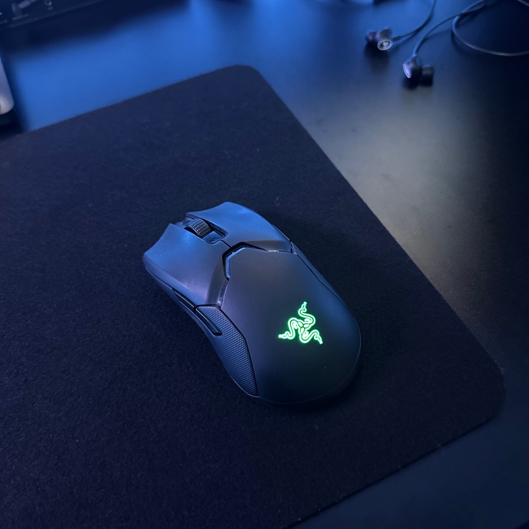 【新品】1週間以内発送 Razer ゲーミングマウス Viper Ultimate 高速無線 軽量 74g Focus+センサー 20000DPI 光学スイッチ 8ボタン 充電スタンド付 ...