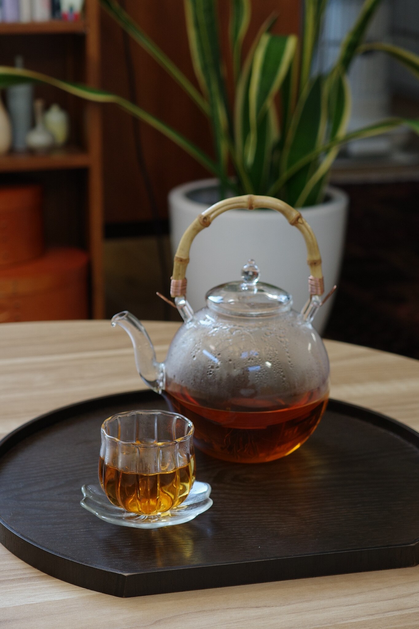 IwaiLoft 朧月 ガラスケトル 900ml 耐熱 ガラス ティーポット 竹の持ち手 まんまるポットヤカン 湯沸かし 手作り おしゃれ ガラスポット ガラスティーポット 大容量 紅茶ポット ...