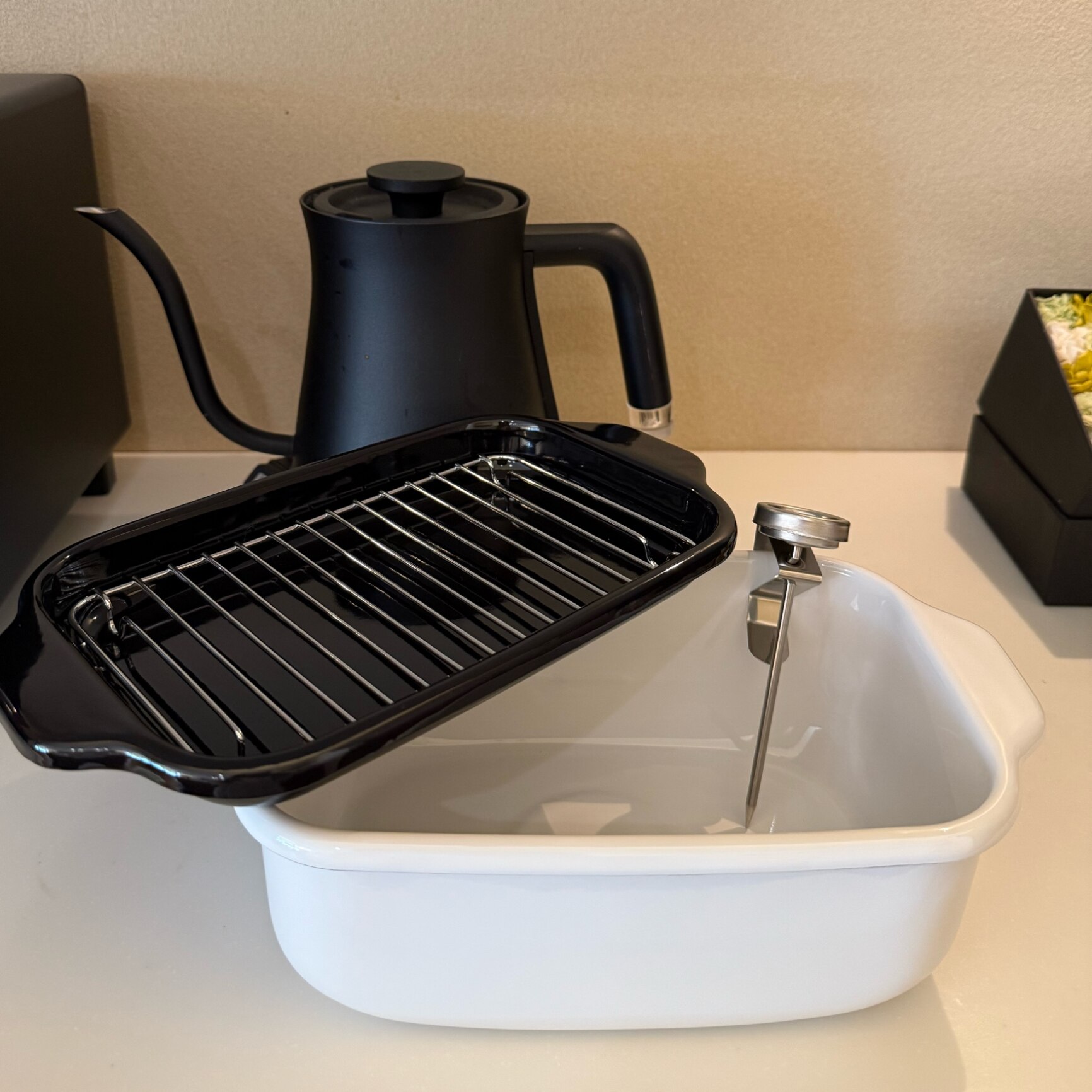 富士ホーロー 角型天ぷら鍋 IH対応 温度計付き 揚げ網 バット付き TP-20K.W .LG.VA 【 天ぷら鍋 ホーロー ミニ 角 スクエア 少ない油 四角 揚げ鍋 四角い 琺瑯 ほうろう ...