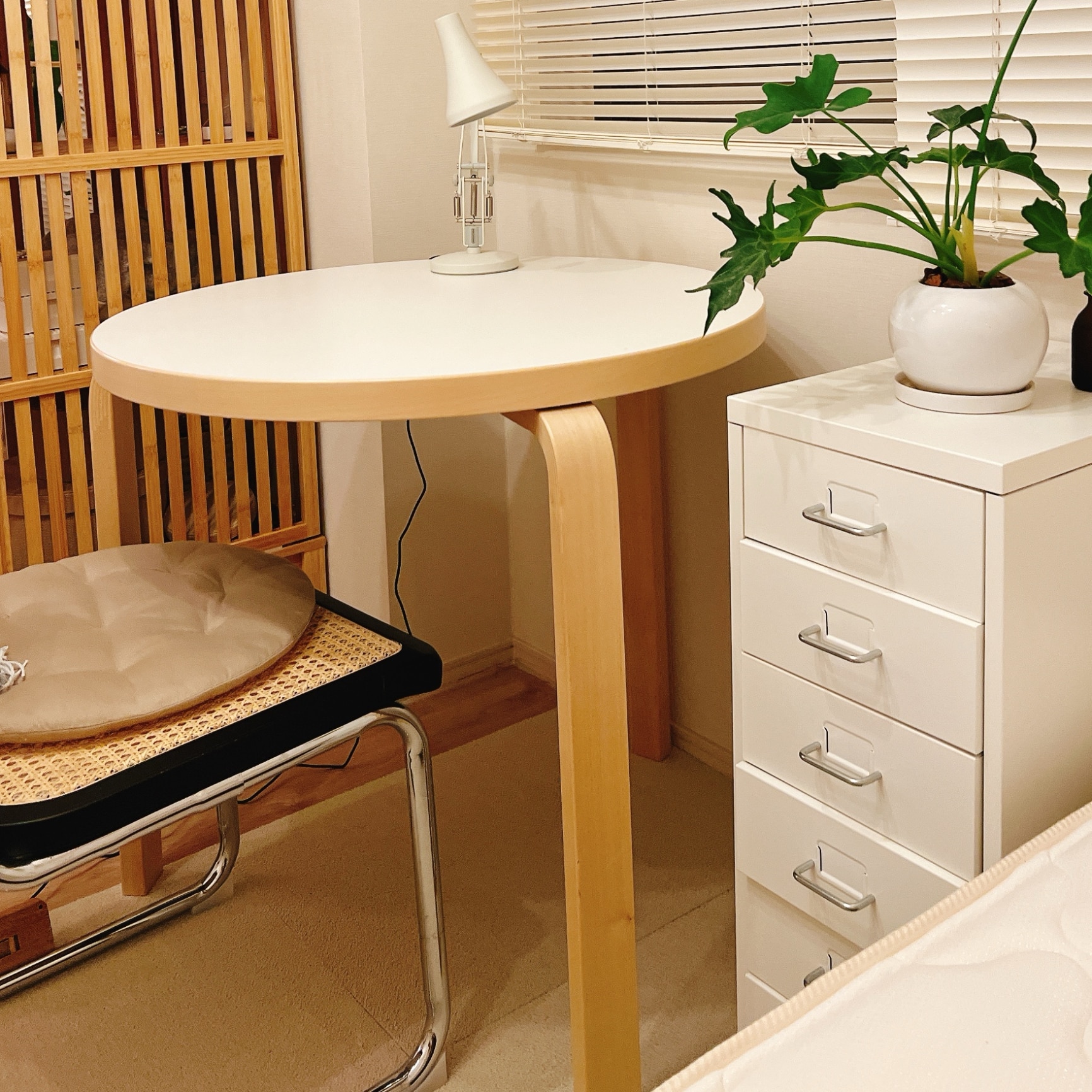 アルテック Artek TABLE 90B テーブル 90B サイズ：Φ75cm 厚み 4cm 3本脚 バーチ材 デザイン：Alvar Aalto 天板 ホワイトラミネート 脚部 クリア ...