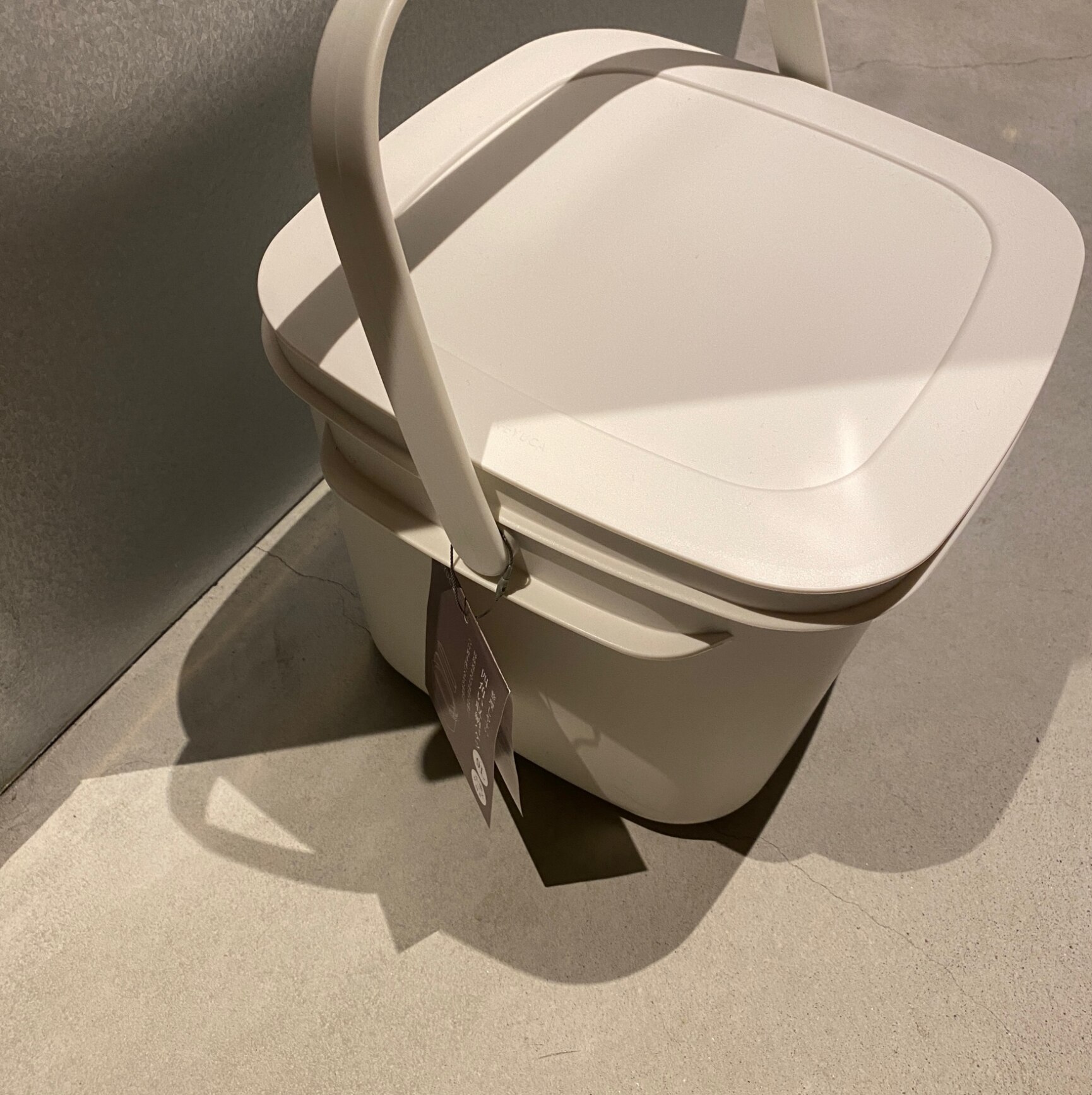 【KEYUCA公式店】ケユカ 四角い収納バケツ 9L[掃除道具 洗濯道具 日用品 おもちゃ収納 つけ置き洗い 小物ケース付き フタ付き 目盛り付き 重ねる収納 便利 ポリプロピレン シンプル ...