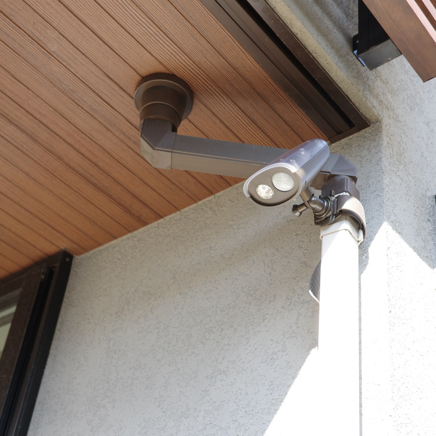 【楽天1位受賞】人感センサーソーラーLEDライト カーポート 玄関 屋外 ベルトで取付簡単 防犯 明るい自動点灯 防水 EEX-LEDSR02